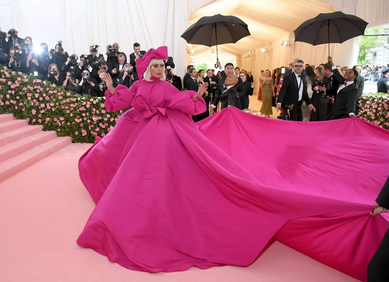 Lady Gaga er nú þegar mögulegur sigurvegari MET Gala með fjórum „útlitum“ í einu