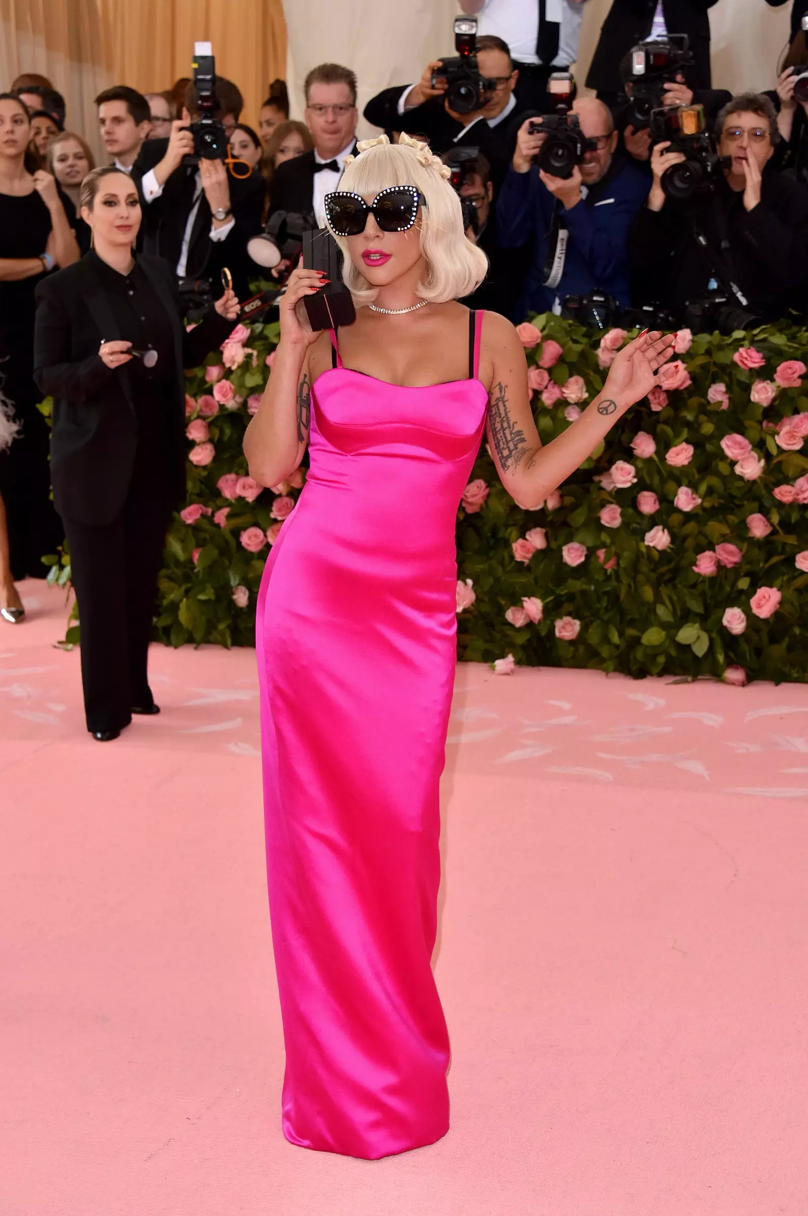 Lady Gaga je že možna zmagovalka MET Gala s štirimi 'pogledi' v enem