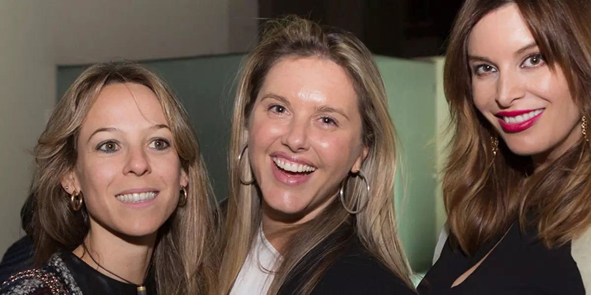 La baronne Wanda von Breisky avec l'artiste Isabel GarcíaValdecasas Solís et Catalina Guirado.