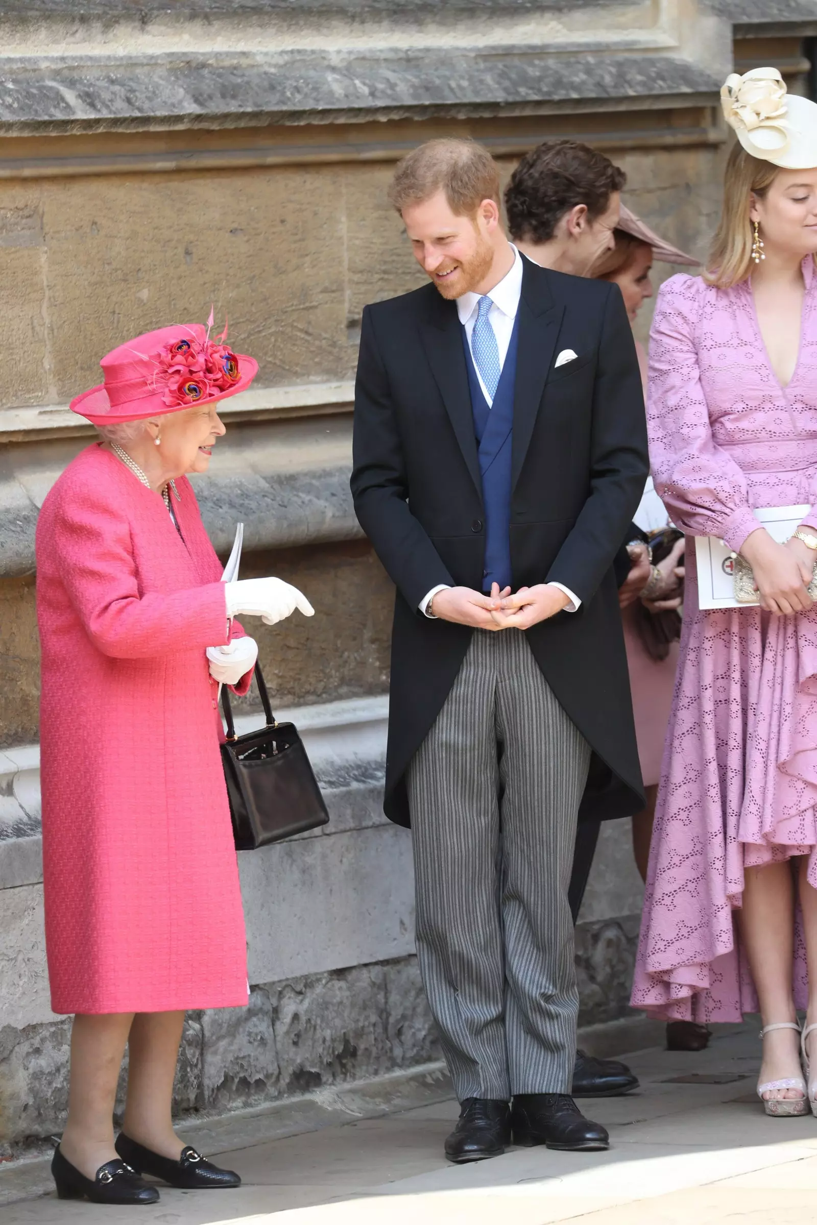 ንግሥት ኤልሳቤጥ II እና ልዑል ሃሪ በ Lady Gabriella Windsor ሰርግ ላይ።