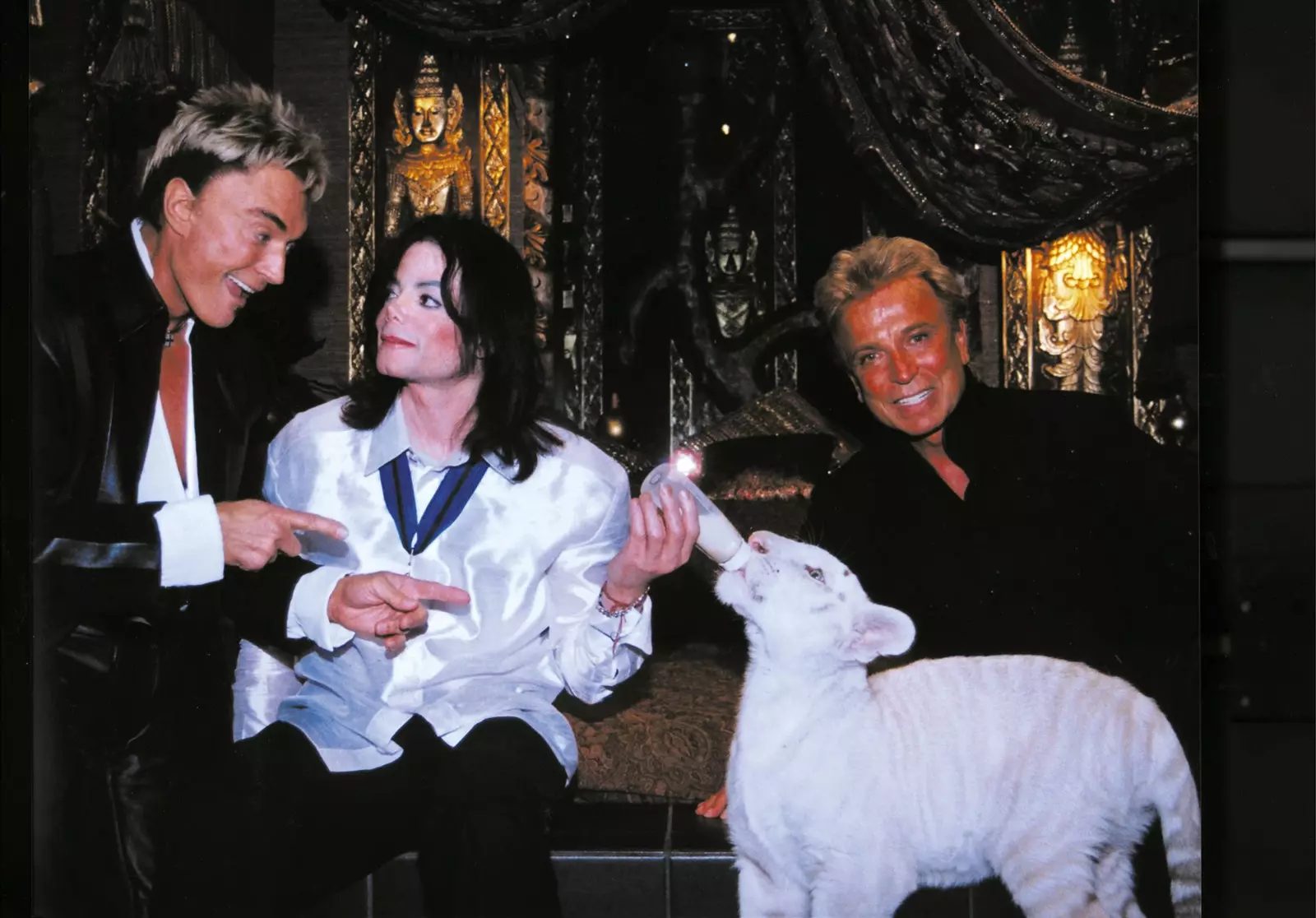 Magier Siegfried Roy posiert mit Michael Jackson und einem Albino-Tiger im Jahr 2002 in Las Vegas.