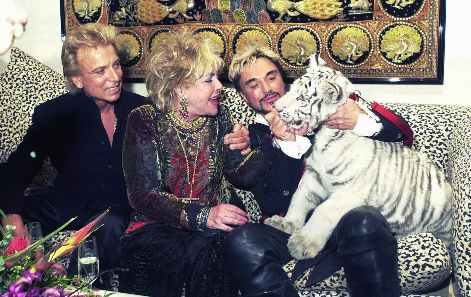 المزيد من الأصدقاء Siegfried Roy مع Liz Taylor في عام 2001.