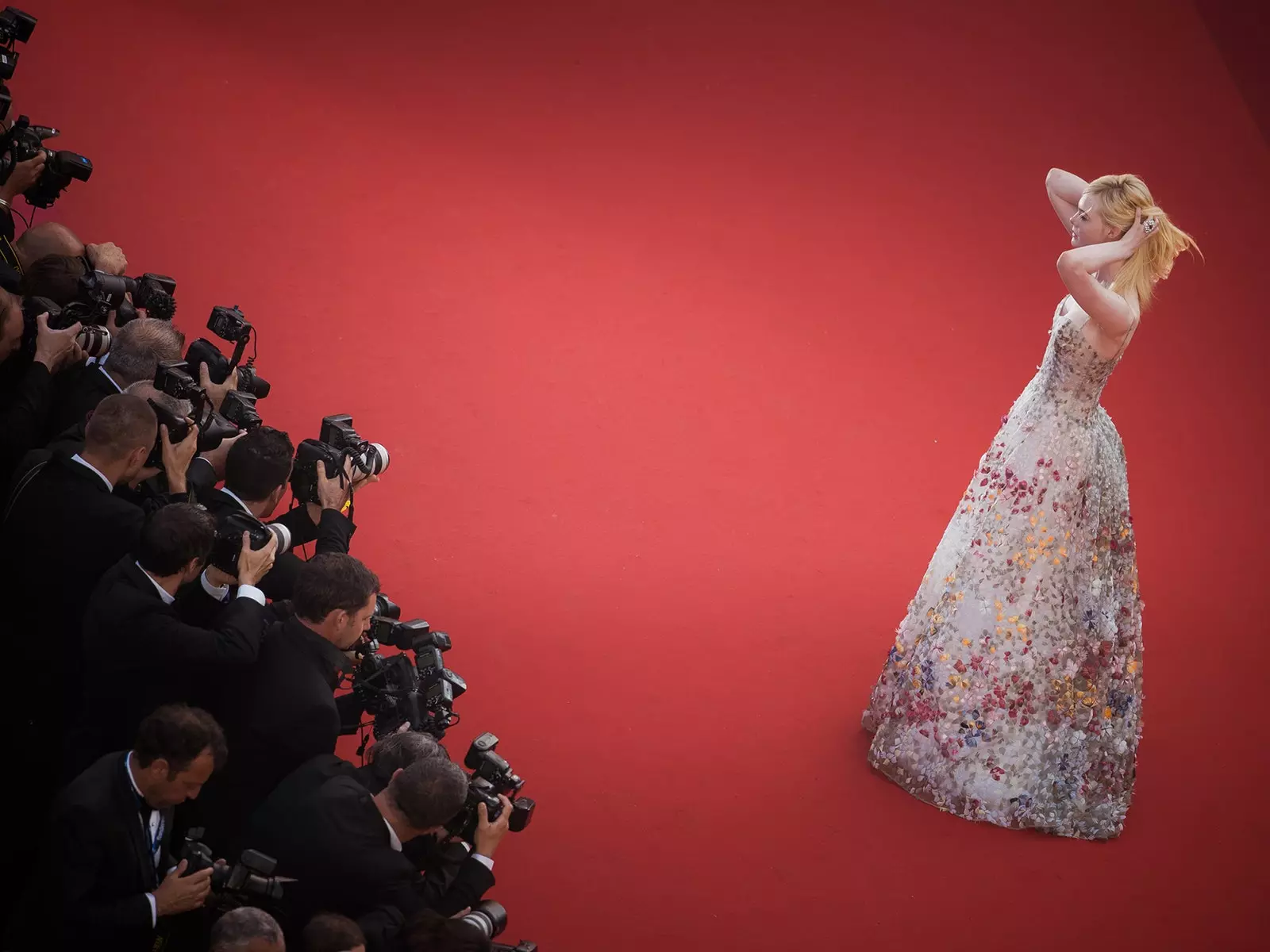 Elle Fanning mbele ya wapiga picha kwenye zulia jekundu huko Cannes.