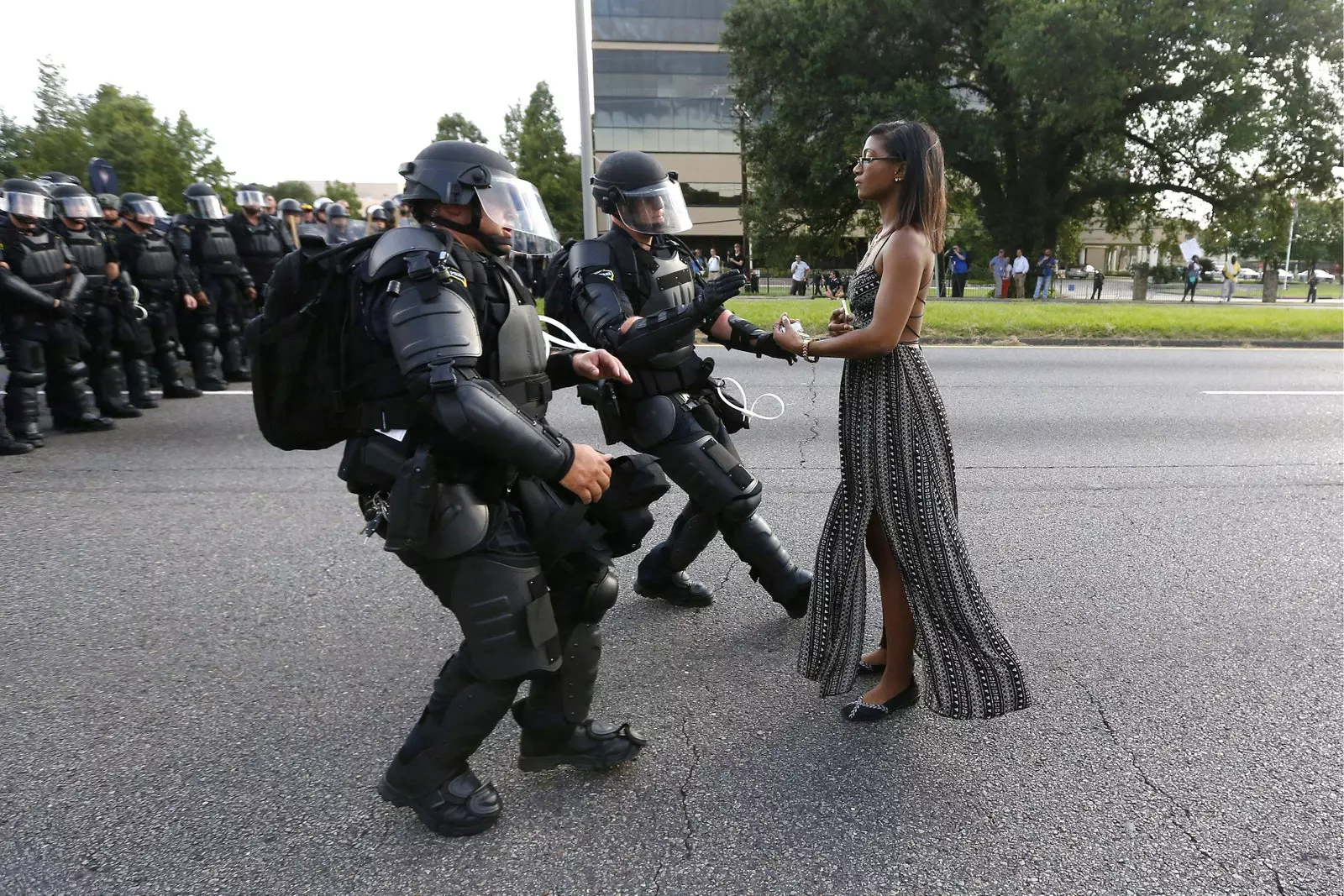 Ieshia Evans pokojowo konfrontuje się z policją, protestując przeciwko zastrzeleniu Altona Sterlinga przez...