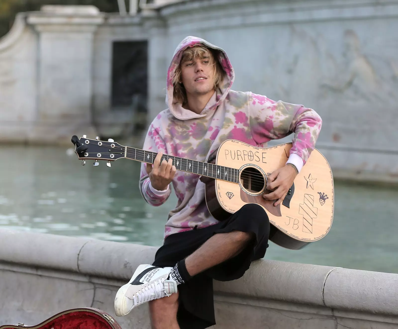 Justin Bieber uppträdde vid Buckingham Palace-fontänen i London i september förra året.