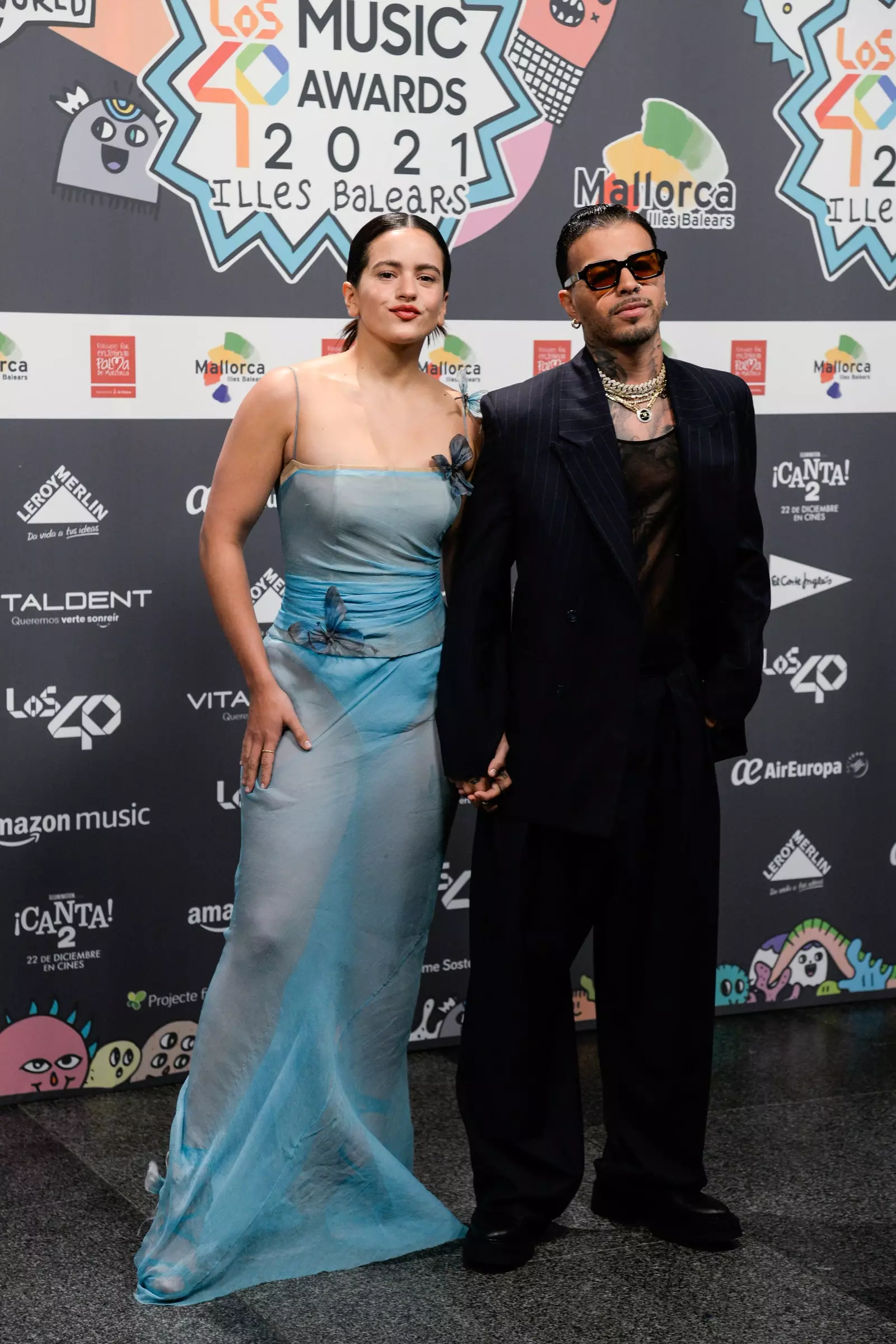 Rosalía 和 Rauw Alejandro 在马略卡岛举行的 40 Principales 音乐奖的红地毯上。