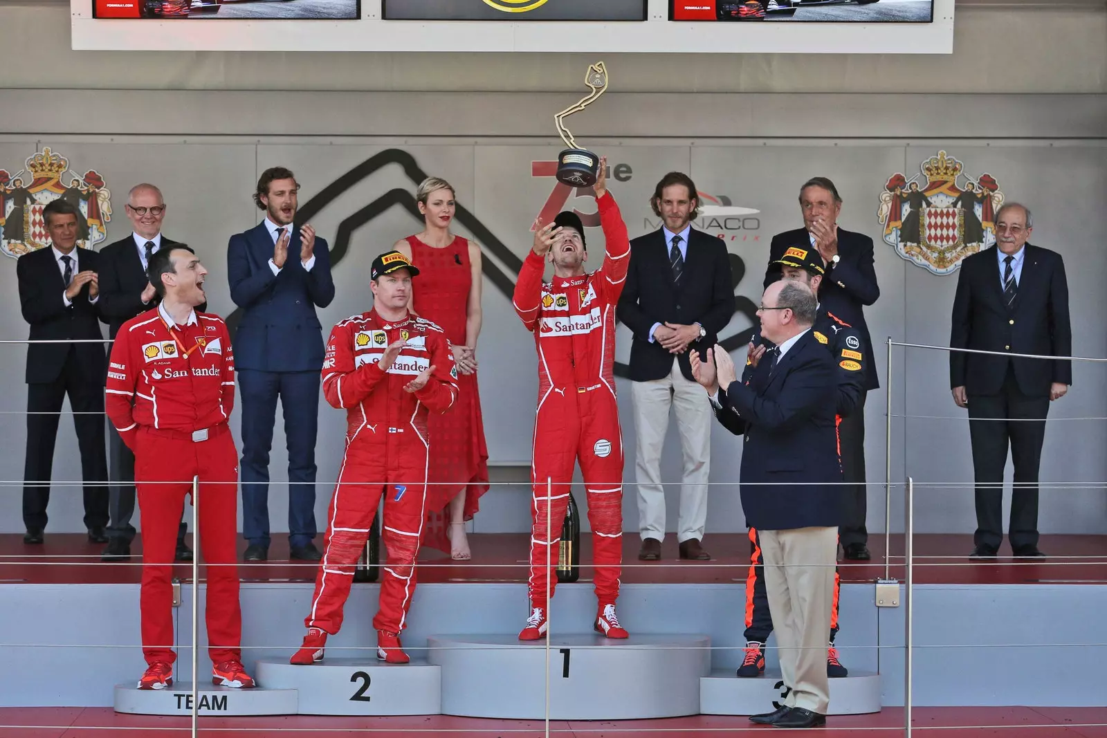 Enillydd Grand Prix Ferrari, Sebastian Vettel.