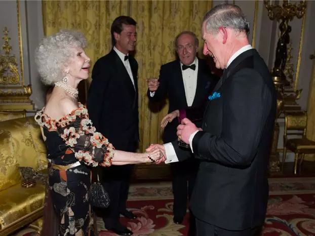 Duchess of Alba menyapa Pangeran Wales selama audiensi kerajaan di London.