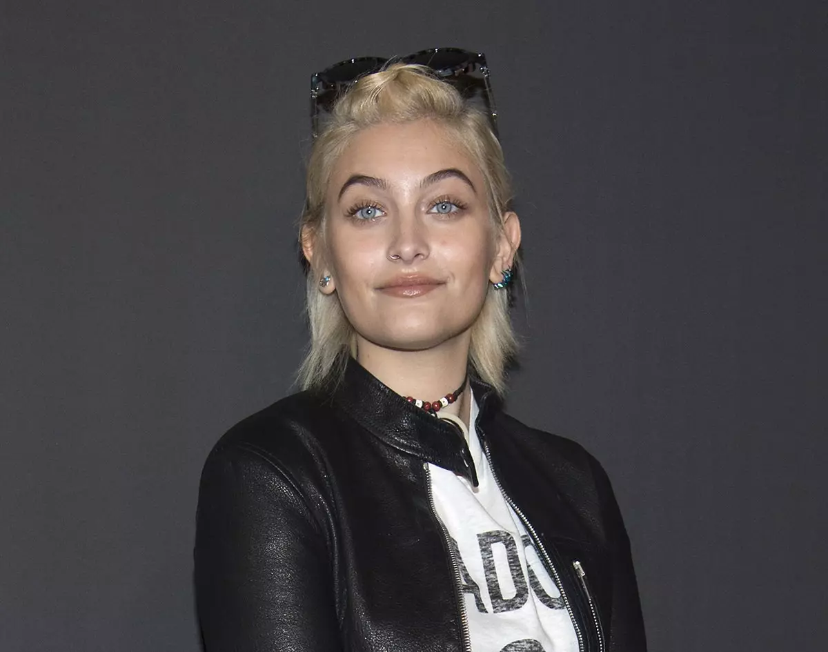 Paris Jackson e ftuar në sfilatën e modës Dior në Paris.