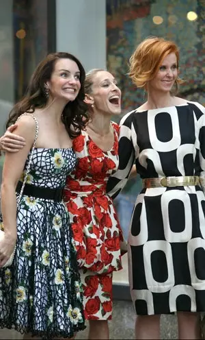Charlotte Carrie en Miranda zien een vrouw gekleed in basic merken.