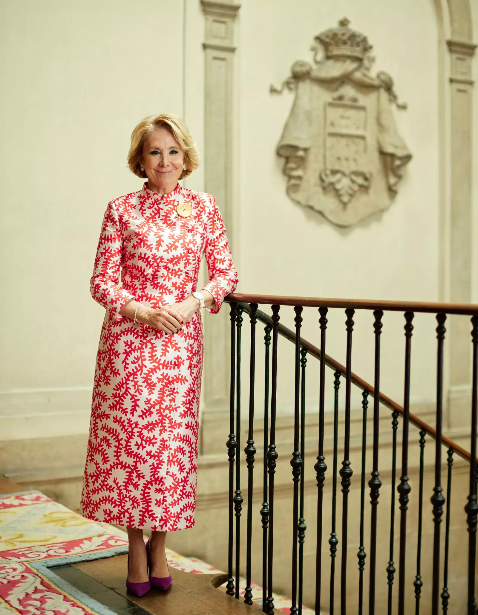 Aguirre in a dress by Georges Rech and earrings by Casilda Finat MC before the heraldic shield of the Ramírez de Haro family .