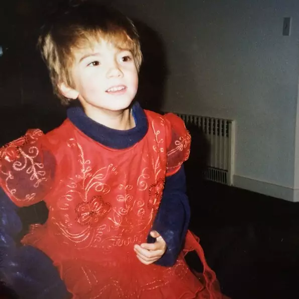 Bir çocukluk fotoğrafındaki elbiseli Miles.