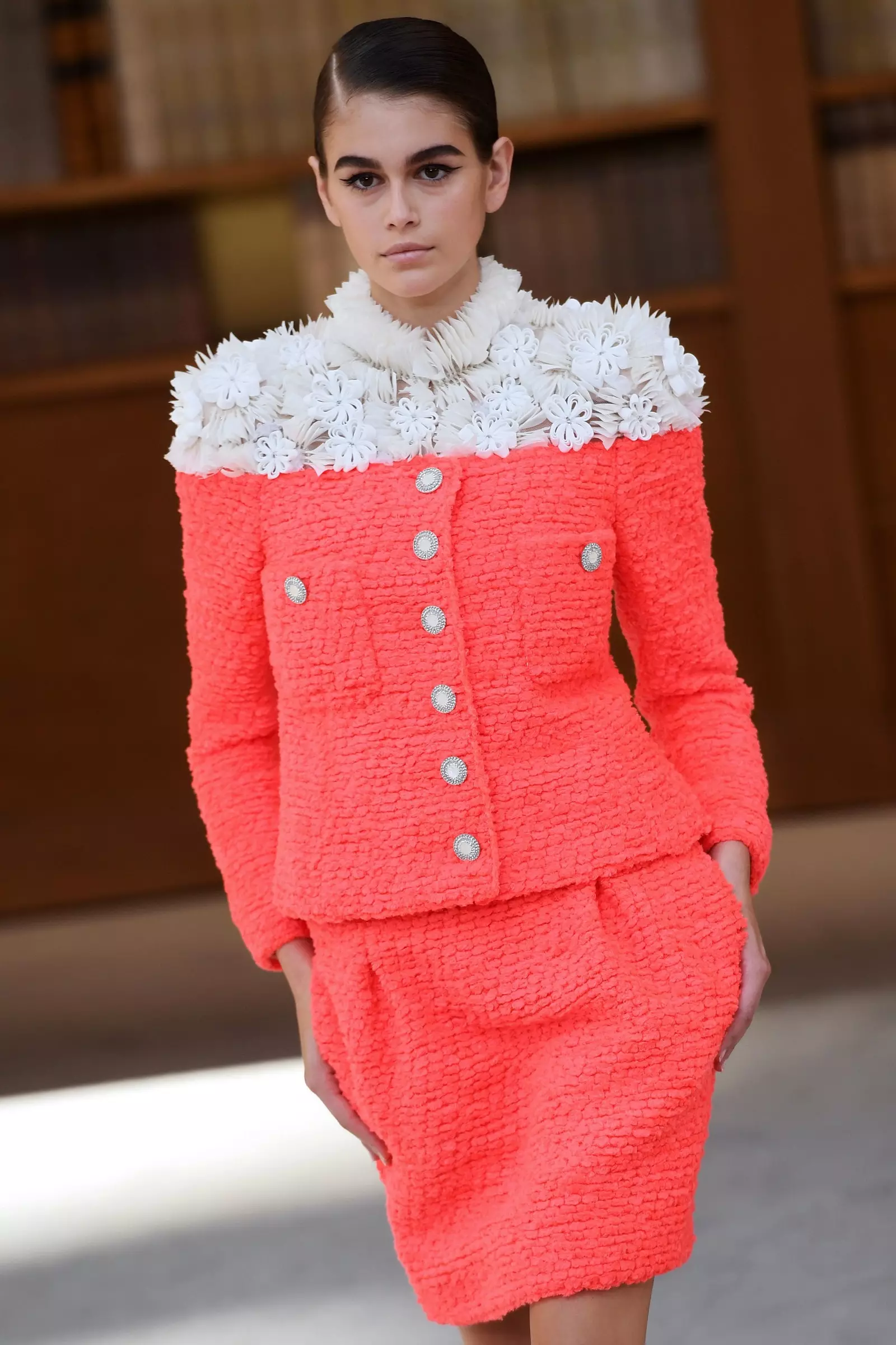 Kaia Gerber ntawm Chanel Haute Couture catwalk caij nplooj zeeg-caij ntuj no 20192020