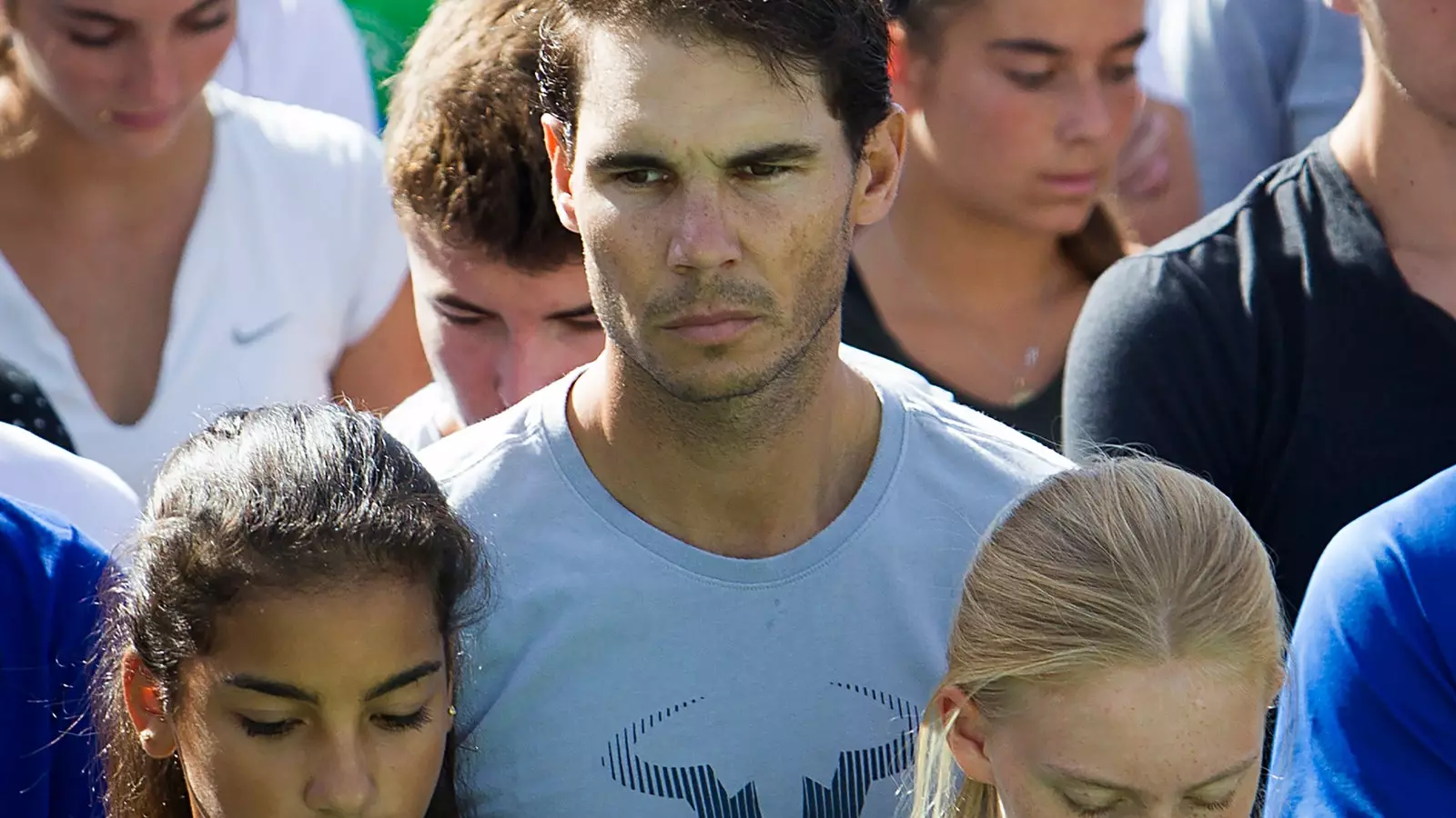 Nadal včera držel minutu ticha se studenty své tenisové školy na počest těch, kteří zemřeli v...