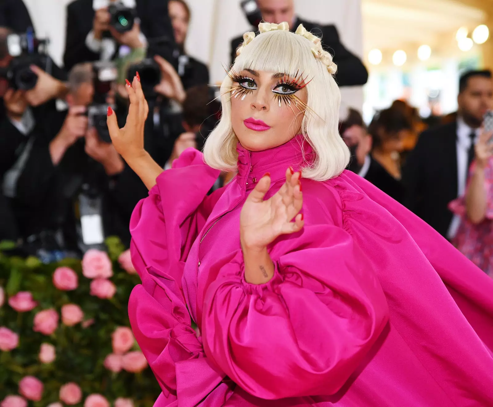 ULady Gaga uthungela i-Twitter ngomlilo ngamagama amabili nje kuphela