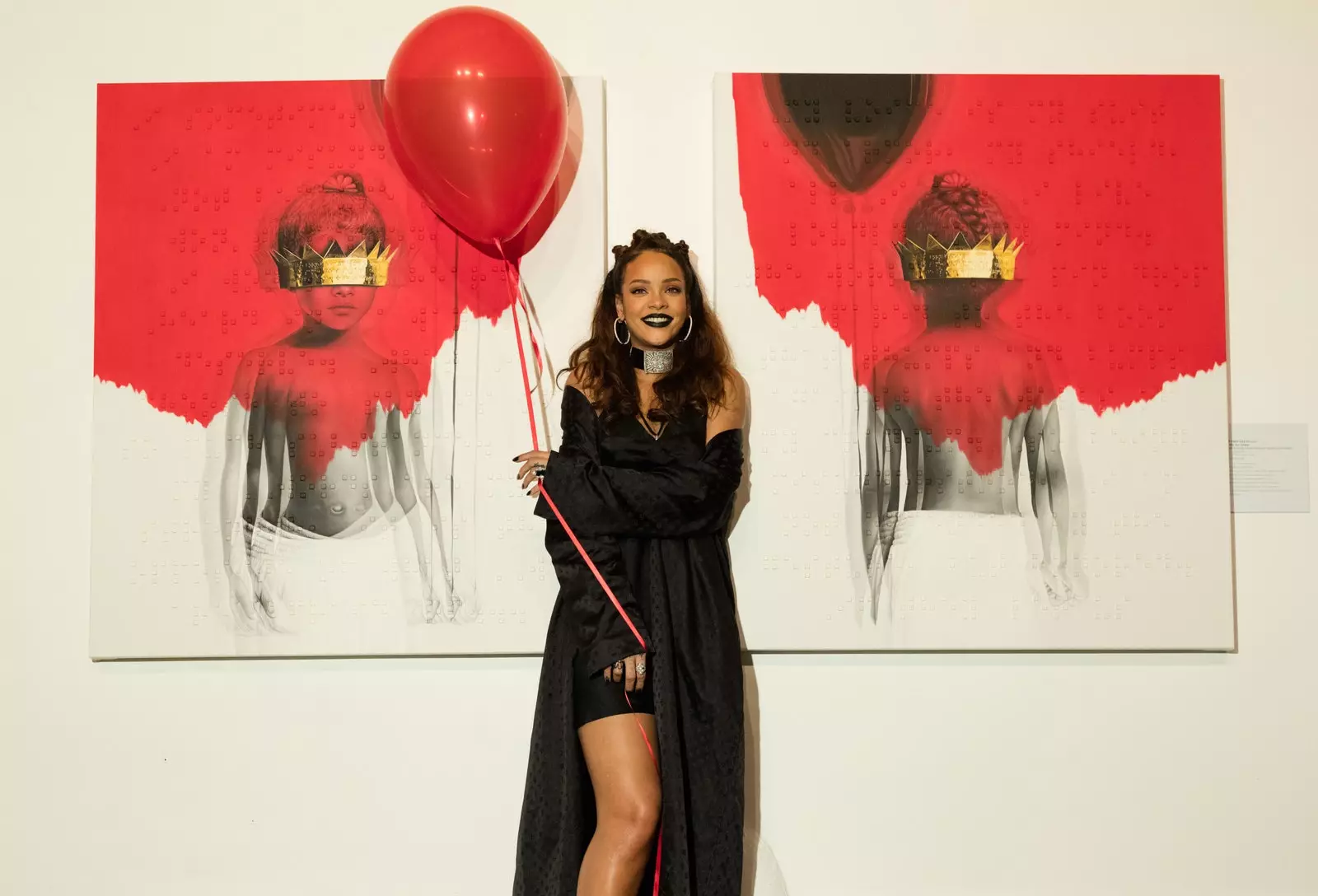 Rihanna pózuje pred 'artworkom' jej nového albumu.