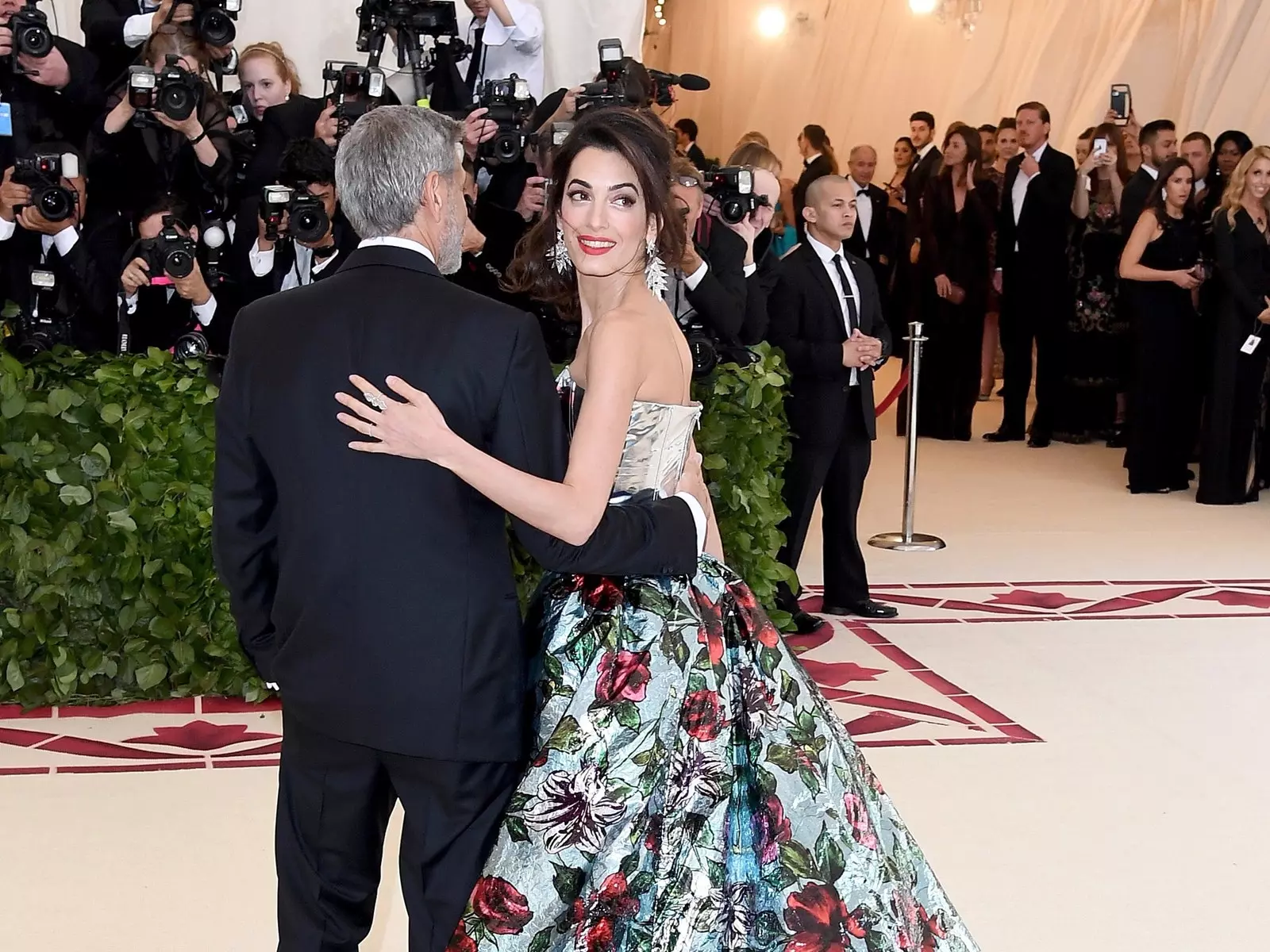 Amal Clooney baffles yn in heul net-katolike jurk op it Met Gala