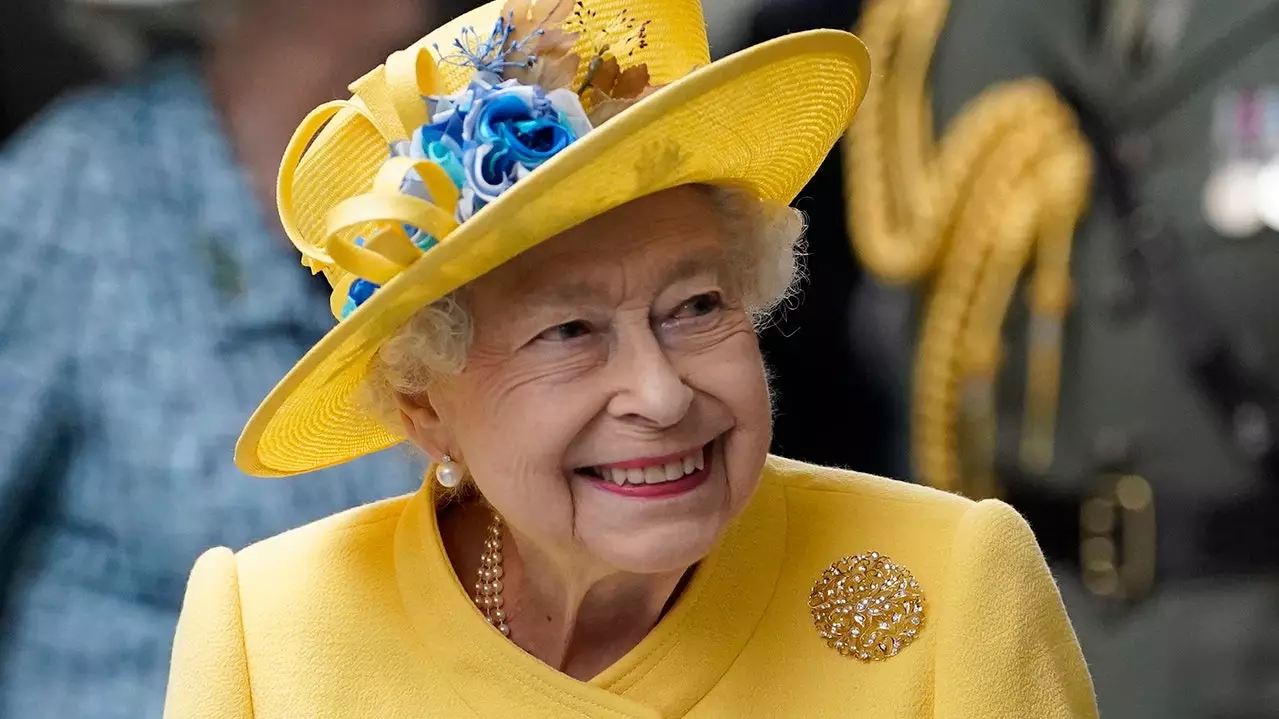 Alžběta II. se překvapeně účastní inaugurace nové londýnské železniční trati, která nese její jméno