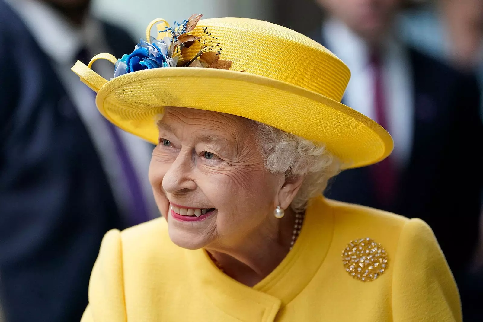图片中可能有 Clothing Hat Apparel Elizabeth II Human Person 和 Sun Hat