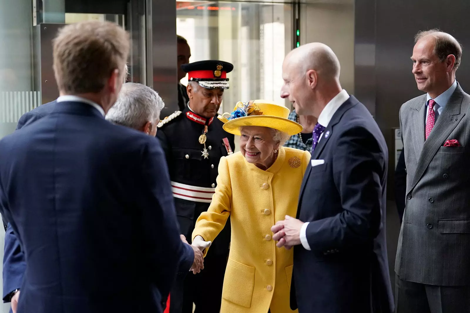 图片中可能有伊丽莎白二世帽子服装服饰人类军官军装军人和领带