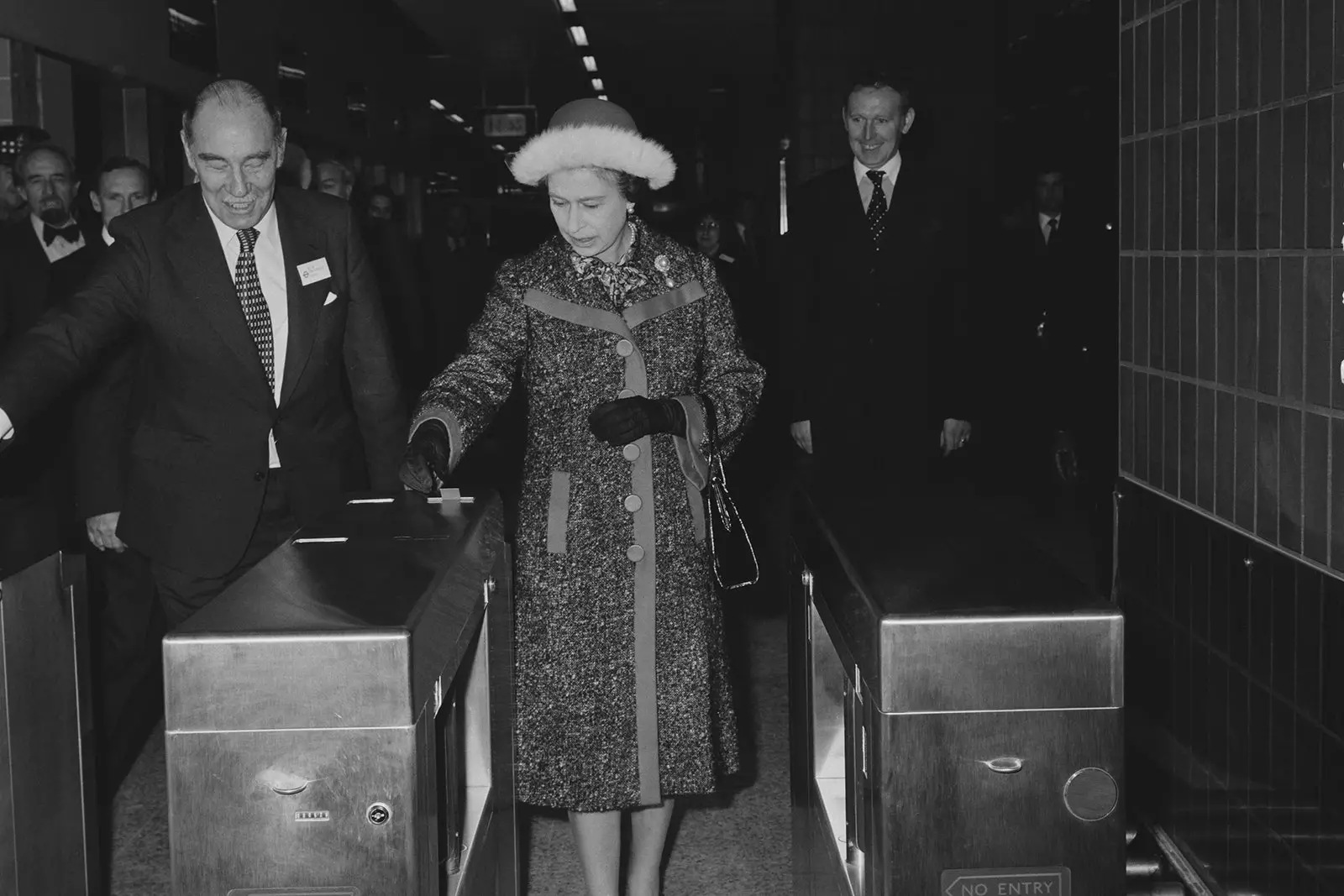 图片中可能有服装 Apparel Suit Coat Overcoat Tie Accessories Accessory Elizabeth II Human and Person