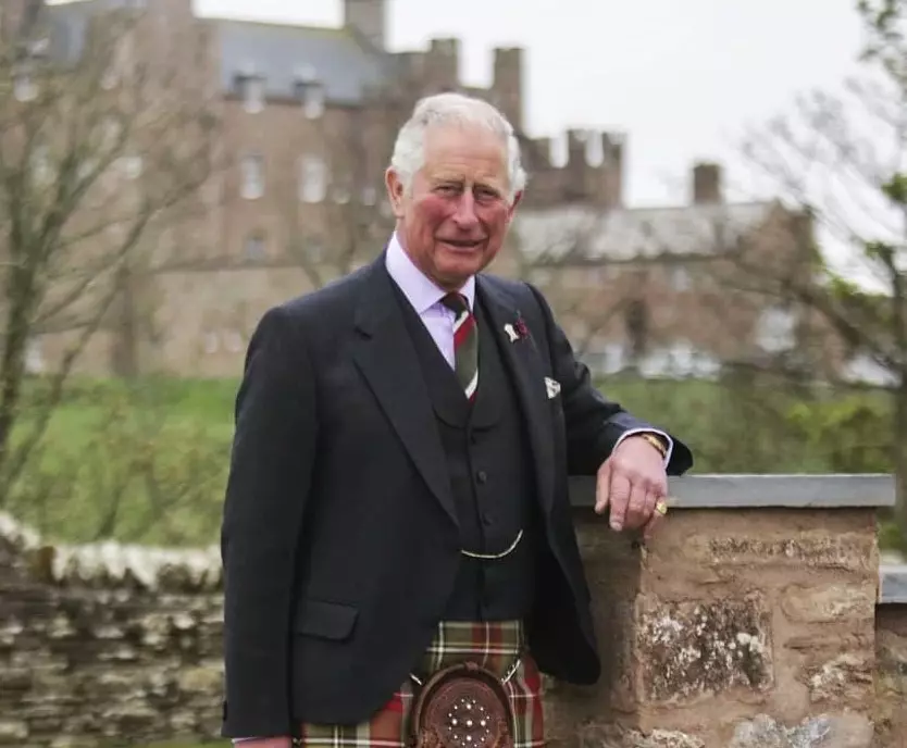 Prince Charles akuwonekera kutsogolo kwa The Granery Lodge BedBreakfast yake yatsopano.