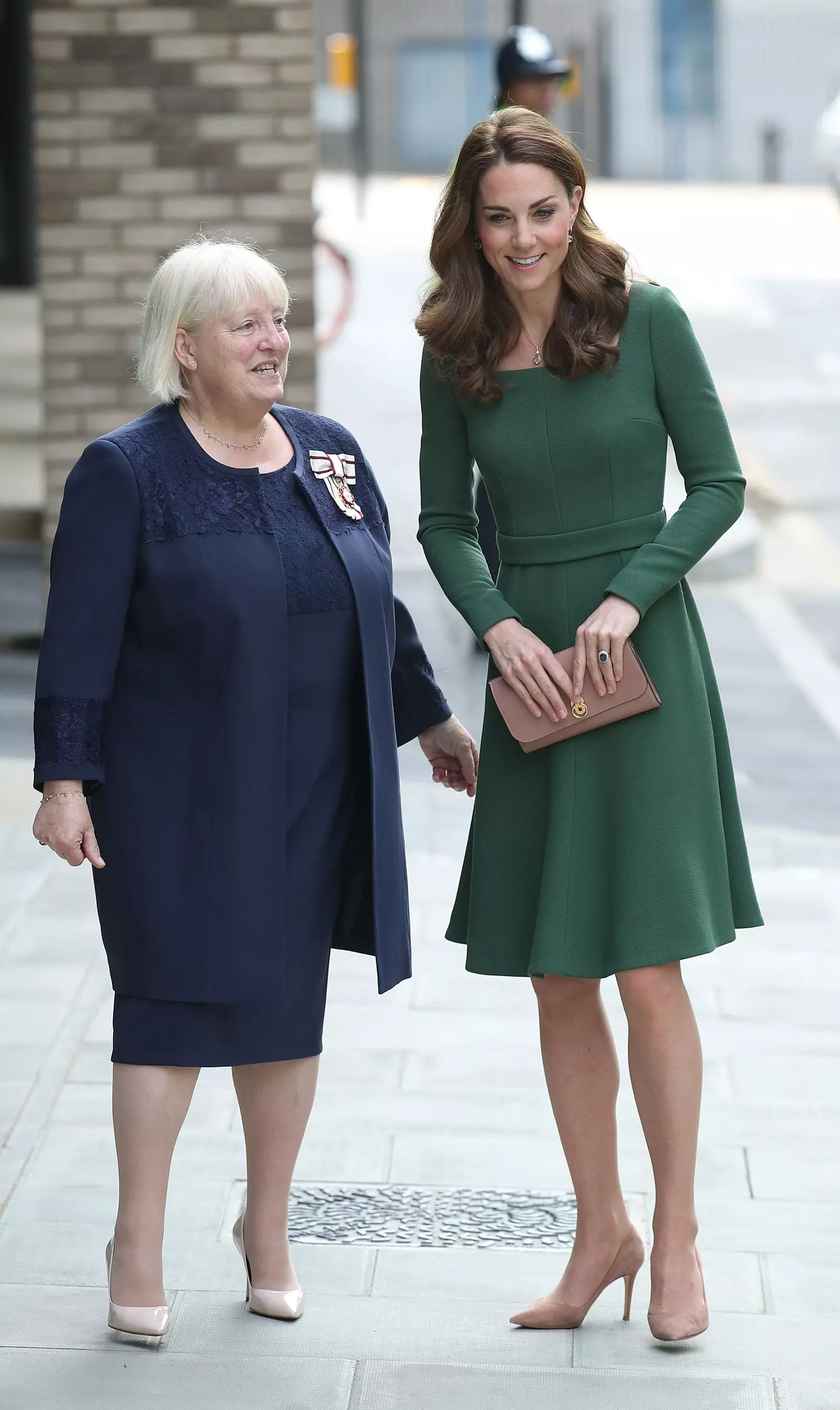 Fetišovým oděvem Kate Middleton jsou tyto šaty Emilia Wickstead, které má v šesti různých barvách