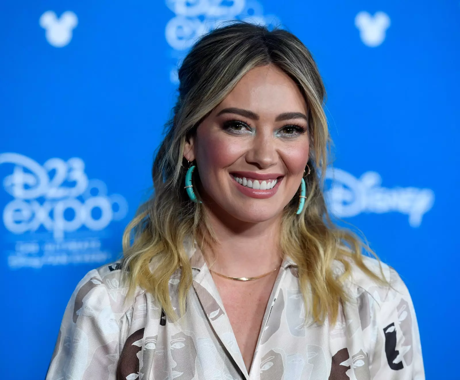 Hilary Duff jissorprendi lill-partitarji tagħha b'addiju radikali lill-blonde