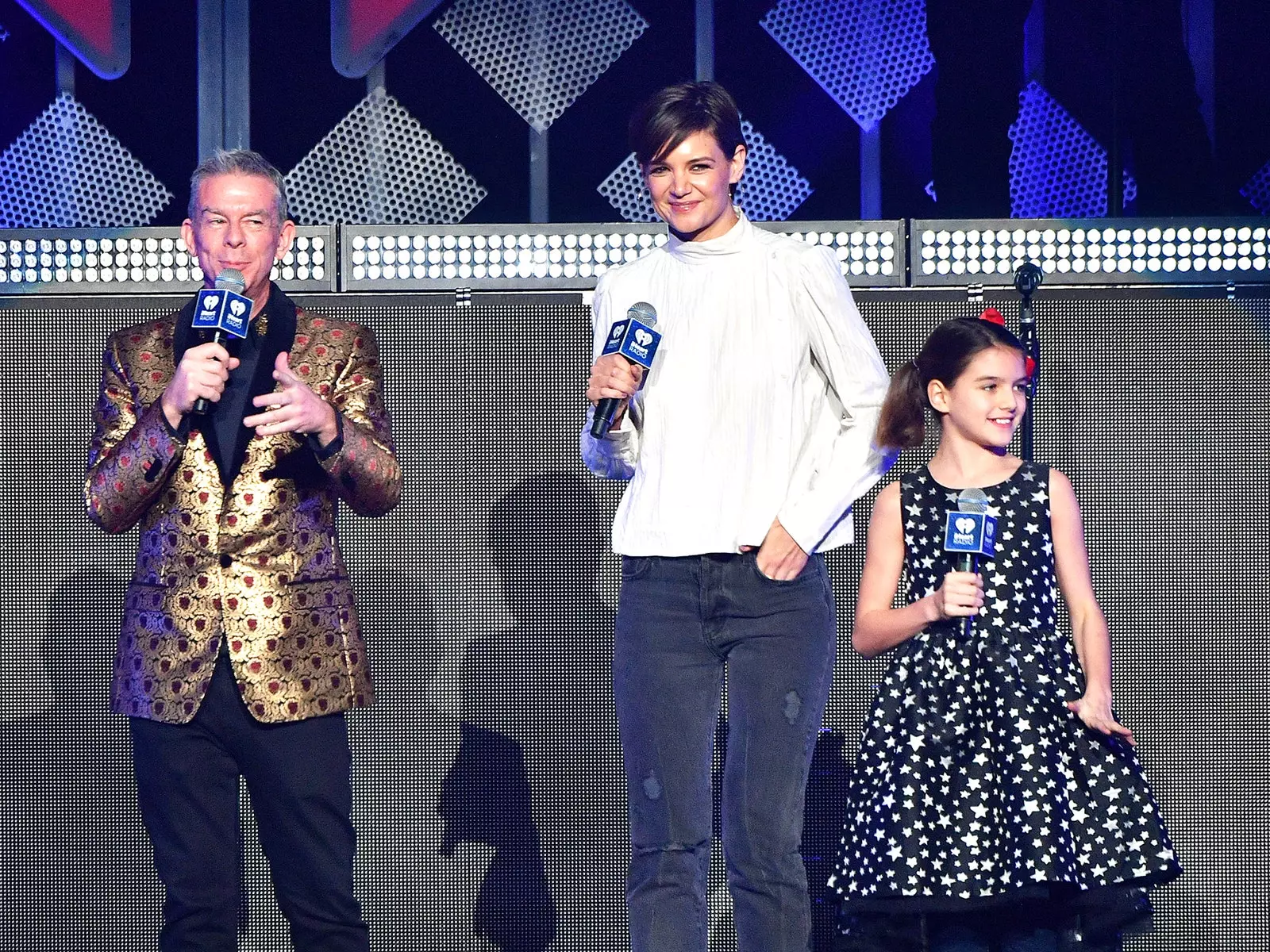 Suri Cruise le mme oa hae Katie Holmes sethaleng sa Madison Square Garden.