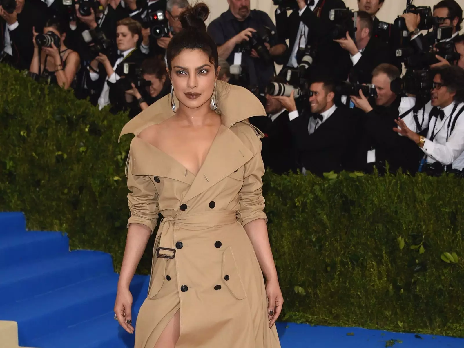 Priyanka Chopra bevestigt dat ze naar de bruiloft van Meghan Markle gaat