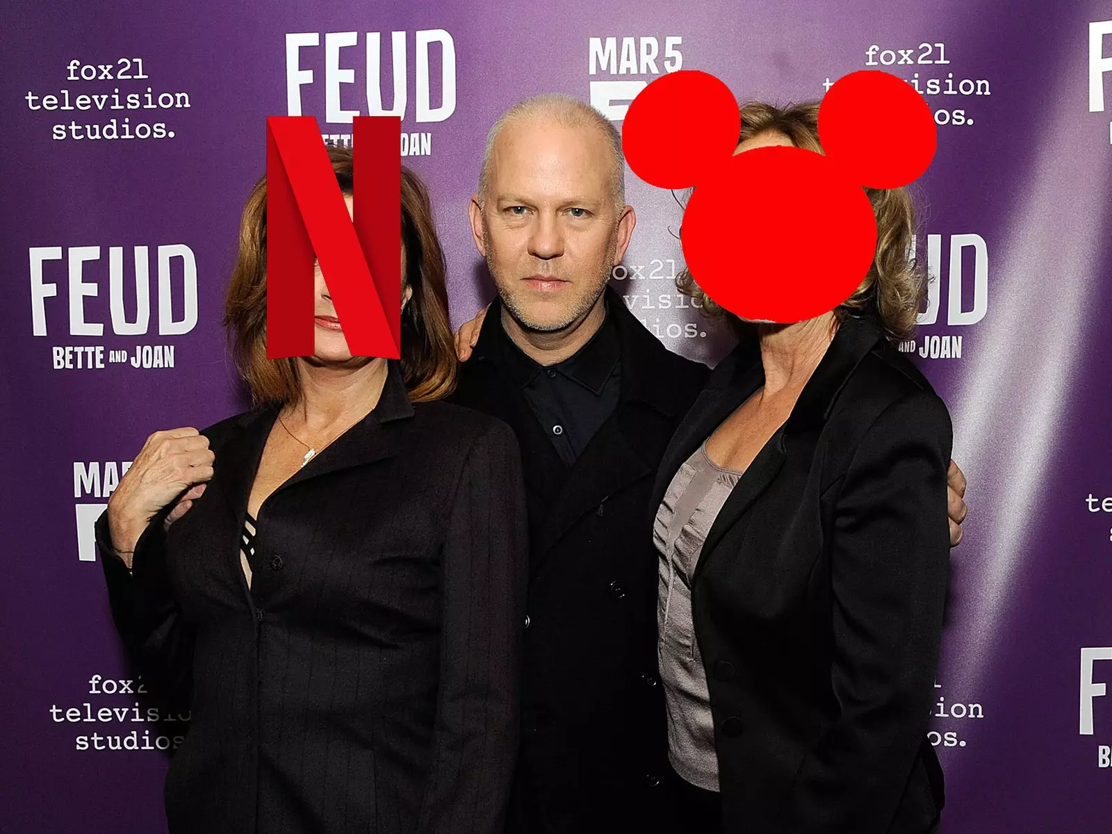 การลงนามของ Ryan Murphy อธิบายไว้ในภาพถ่าย