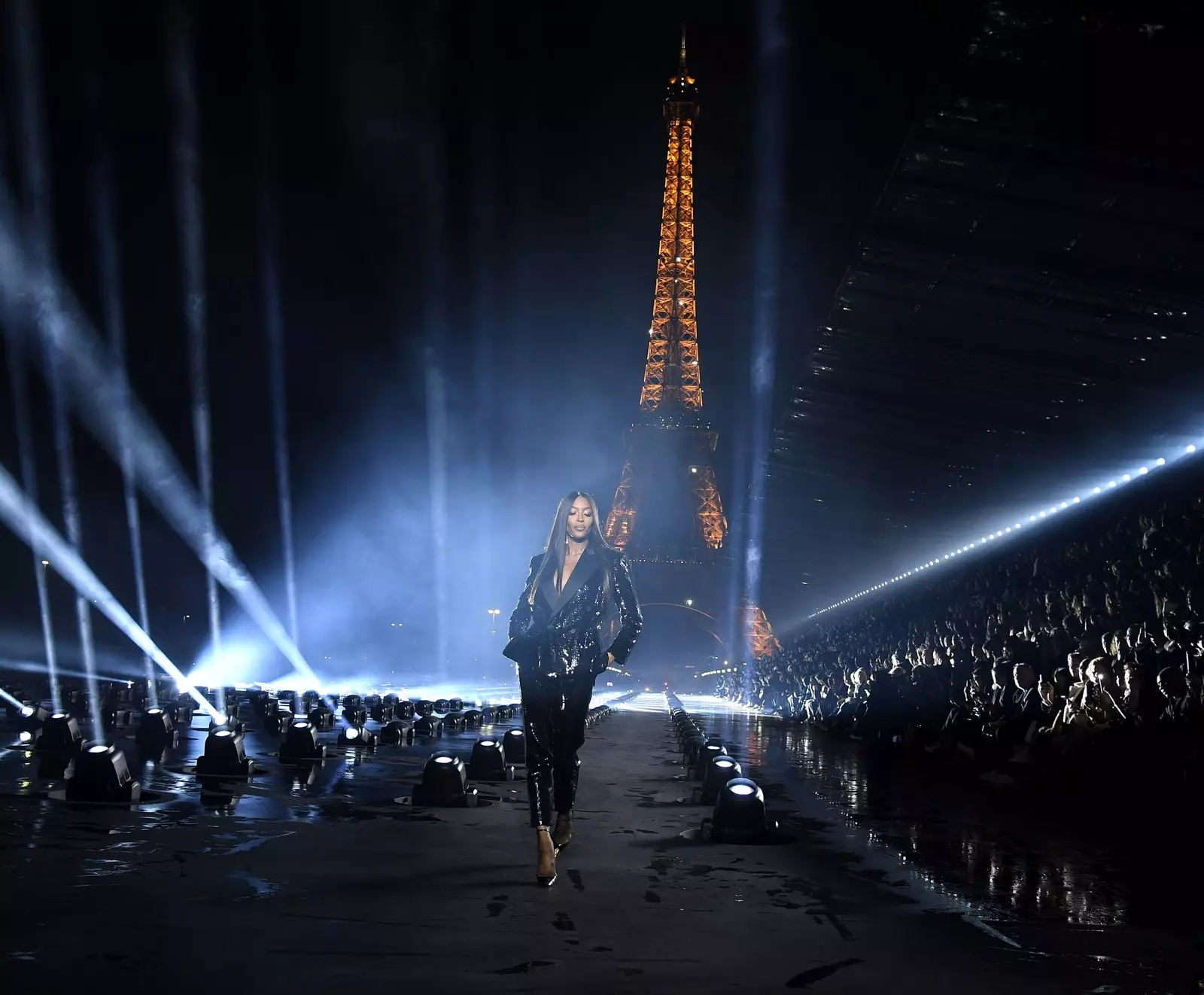 Naomi Campbell lokar Saint Laurent tískupallinum í París