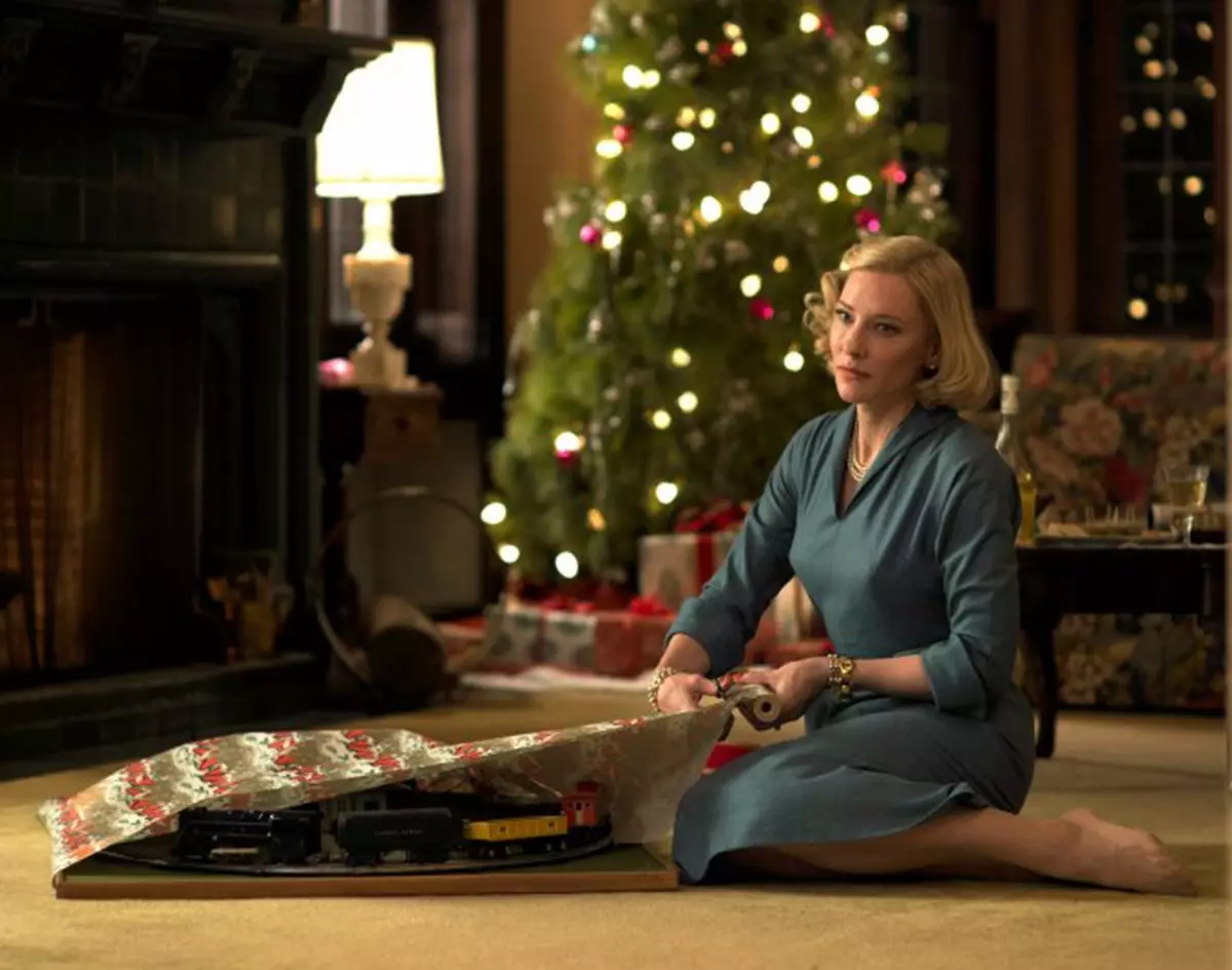 Cate Blanchett qhwv lub tsheb ciav hlau hluav taws xob hauv 'Carol'.