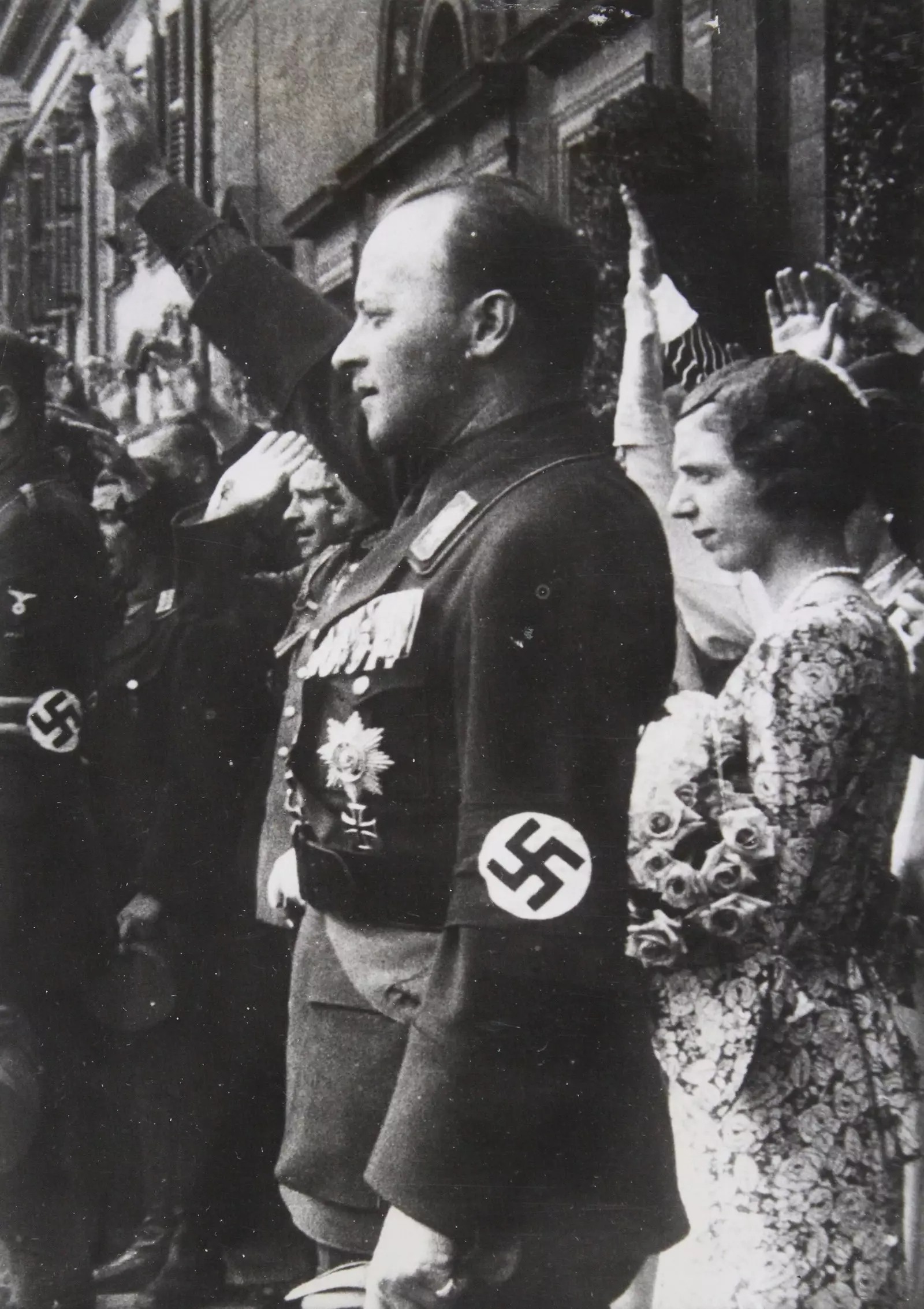 Felipe de HesseKassel en Mafalda de Saboya yn in akte fan 'e Nazipartij yn 'e provinsje HessenNassau. 1933