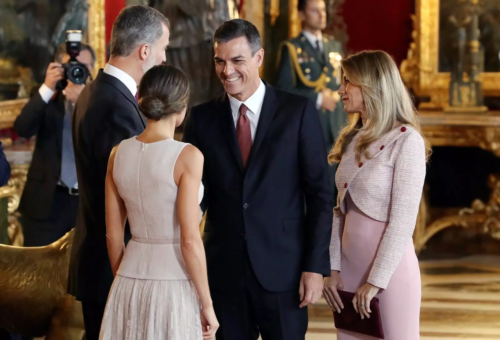 Pedro Sánchez dan Begoña Gómez menyambut raja dan permaisuri di Istana Diraja.