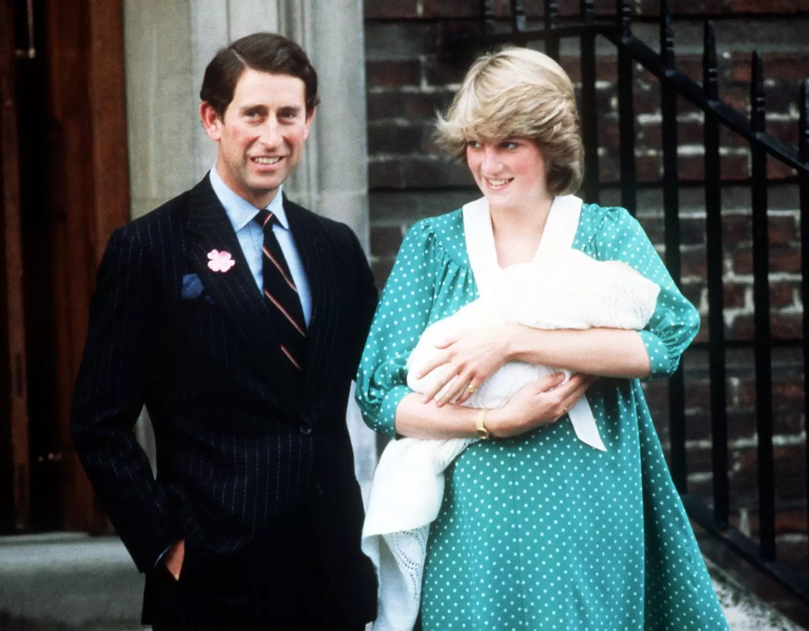 Yarima Charles da Diana na Wales sun gabatar da Yarima William bayan haihuwarsa.