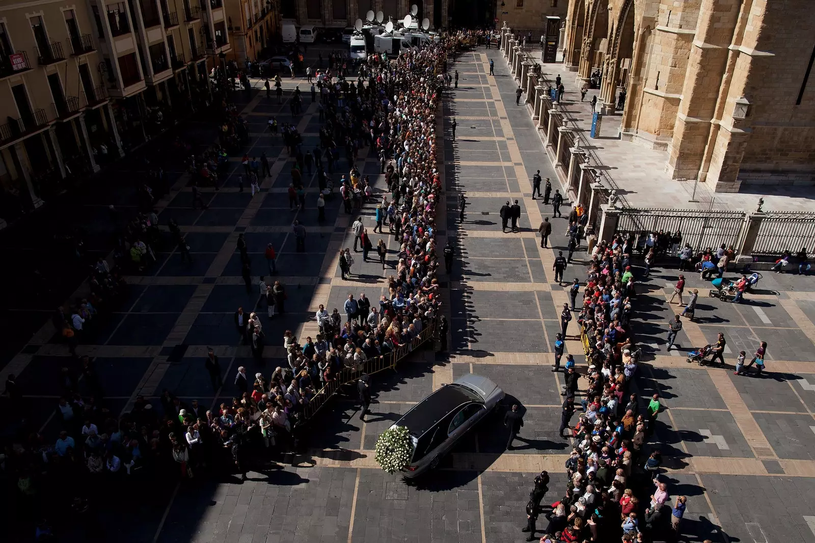 Veduta panoramica taċ-ċittadini li ġew biex jaraw il-funeral ta’ Carrasco.