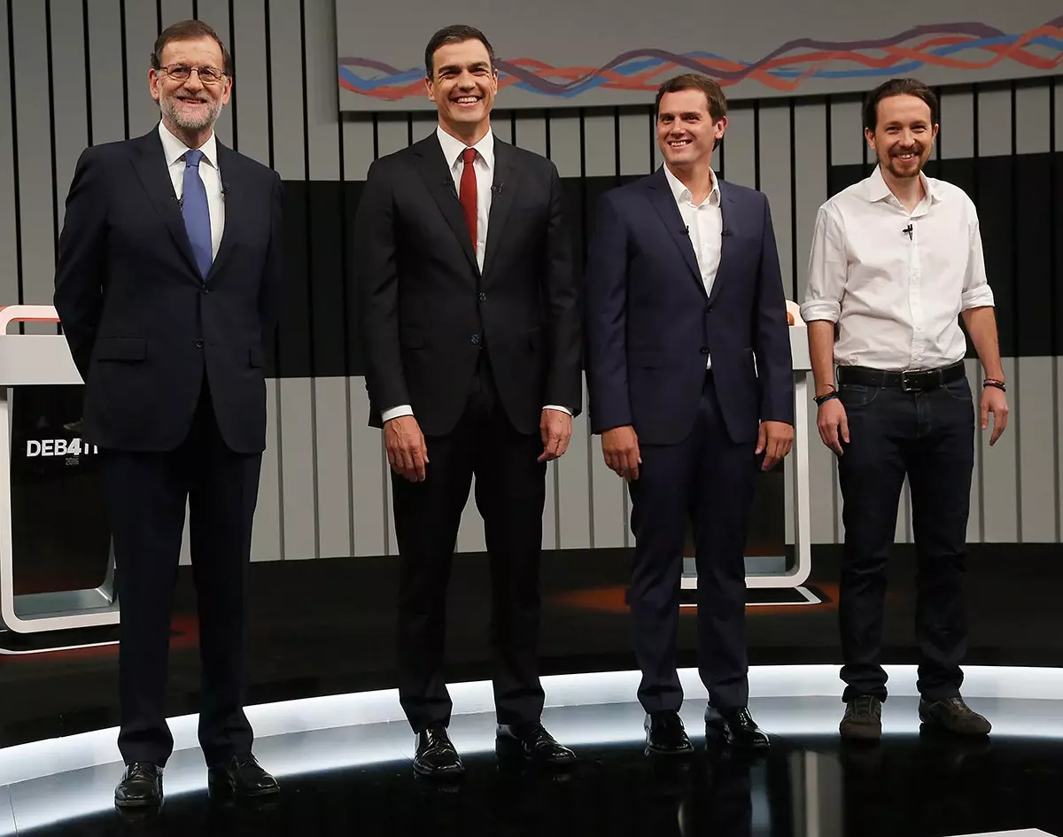 Mariano Rajoy Pedro Snchez Albert Rivera dhe Pablo Iglesias para fillimit të debatit.