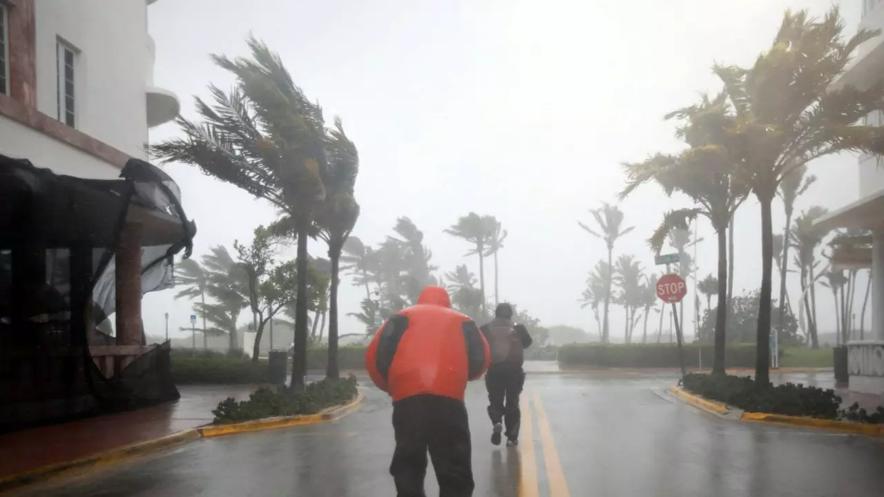 飓风“伊尔玛”袭击佛罗里达，“名人”祈祷