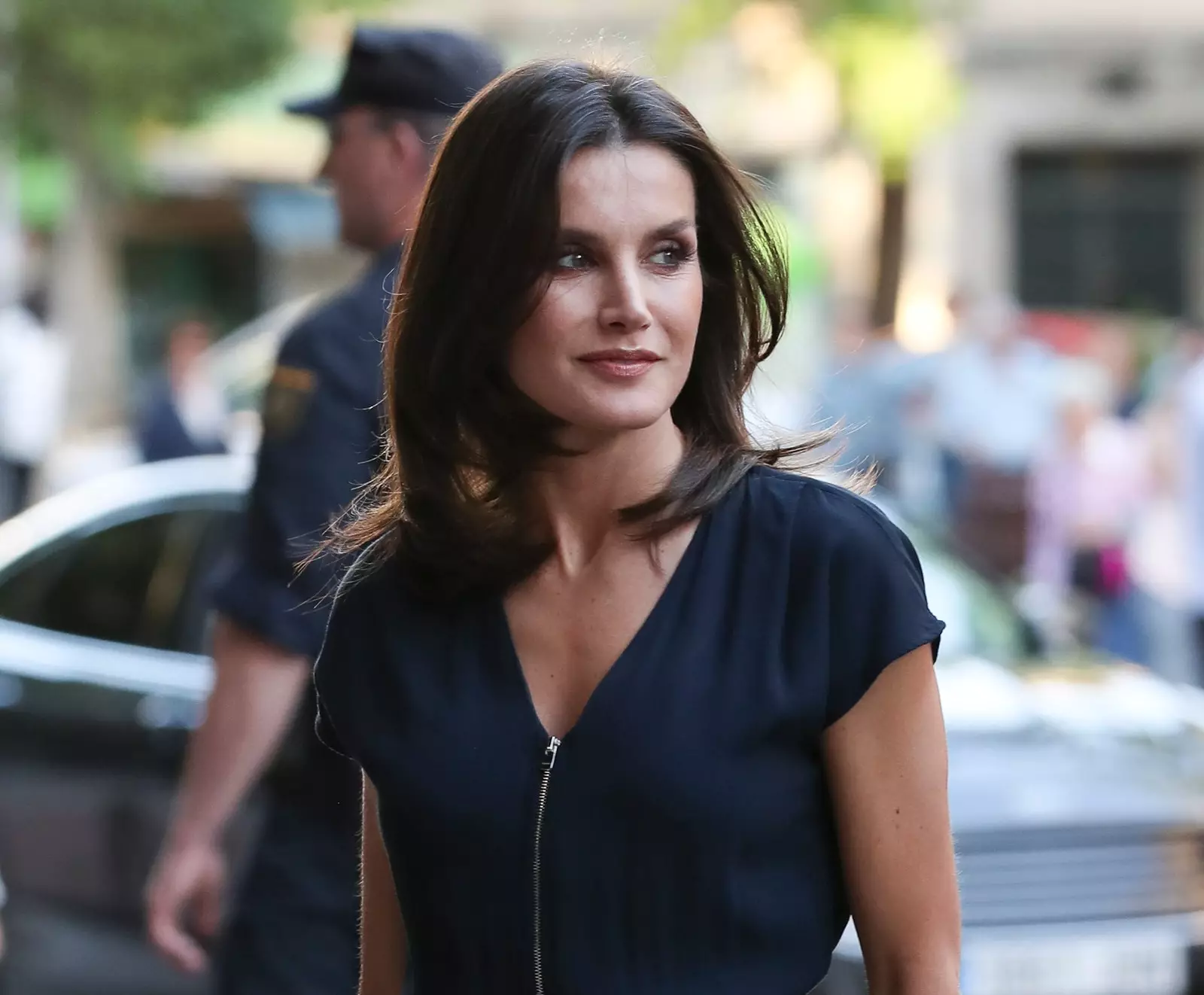 Queen Letizia careke din li ser mîzaha zanistî bi jumpsuit Mango behîs dike