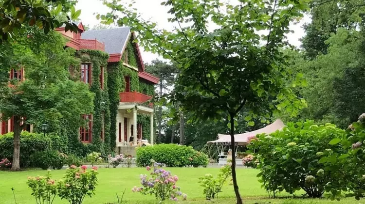 Imagine cu Arbaizenea, palatul lui Cayetano Martínez de Irujo din San Sebastián, unde apusul...