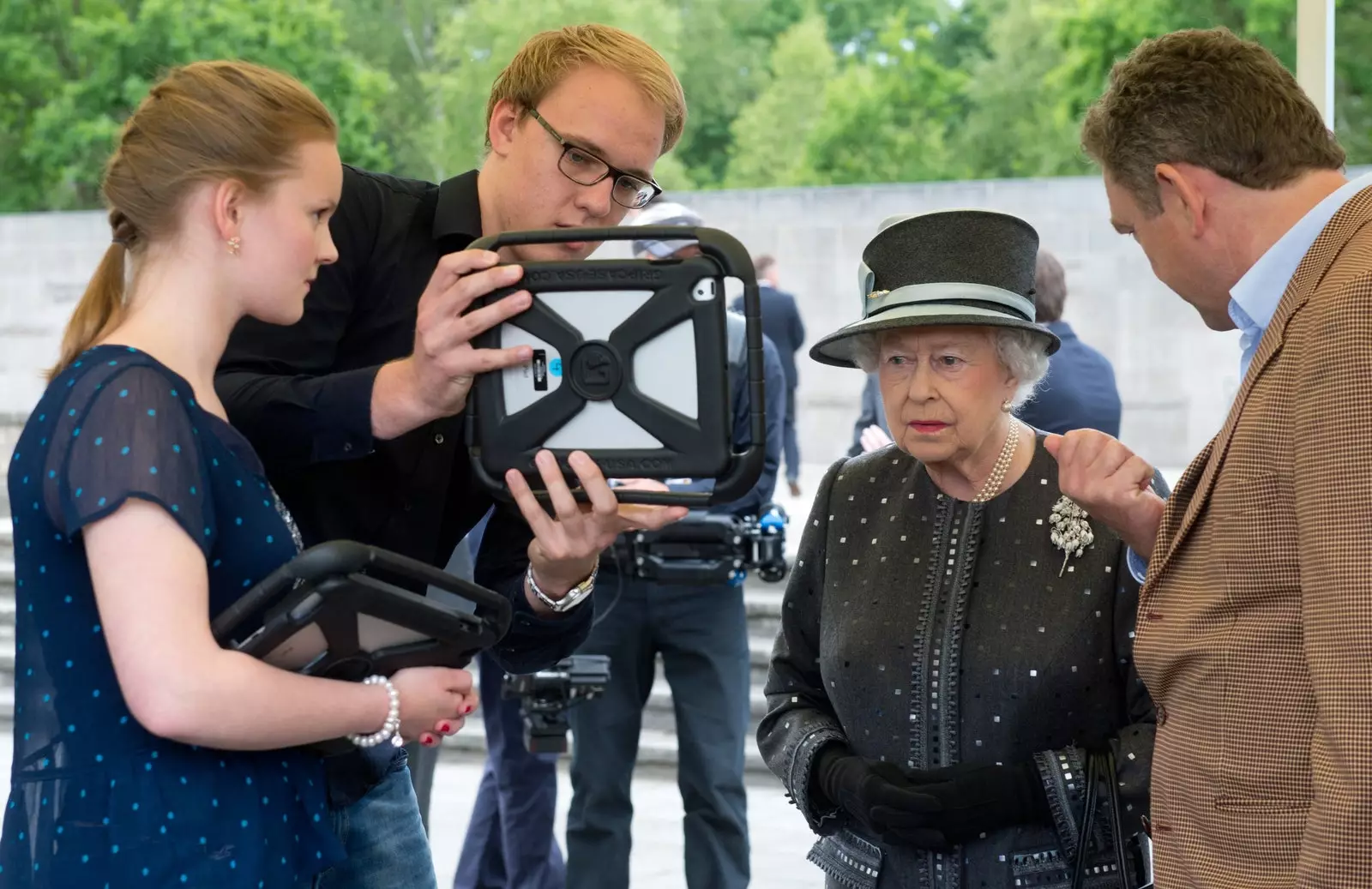 Drottning Elizabeth II under en virtuell rundtur på en iPad-skärm 2015