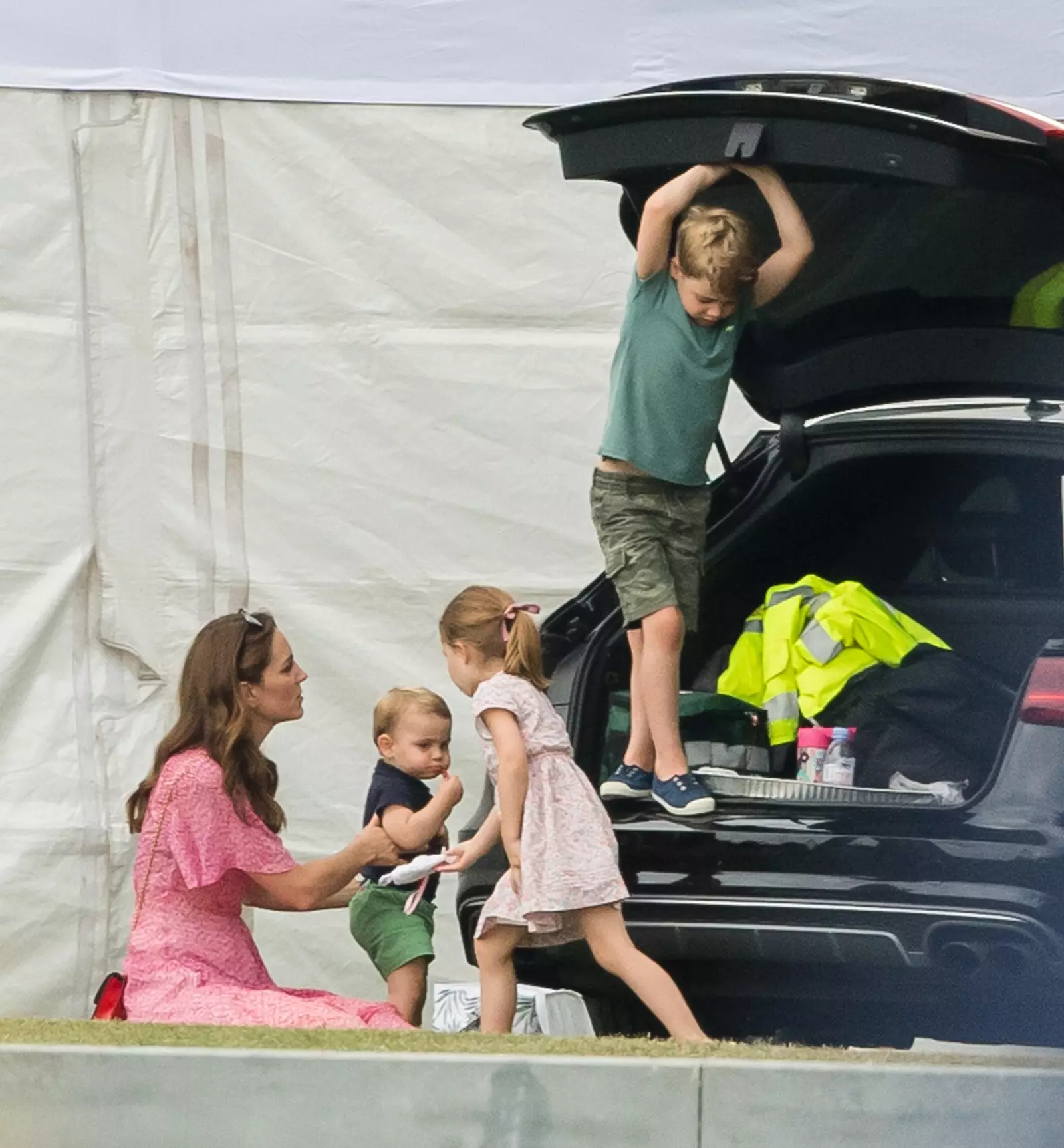 Kate Middleton bên các con.