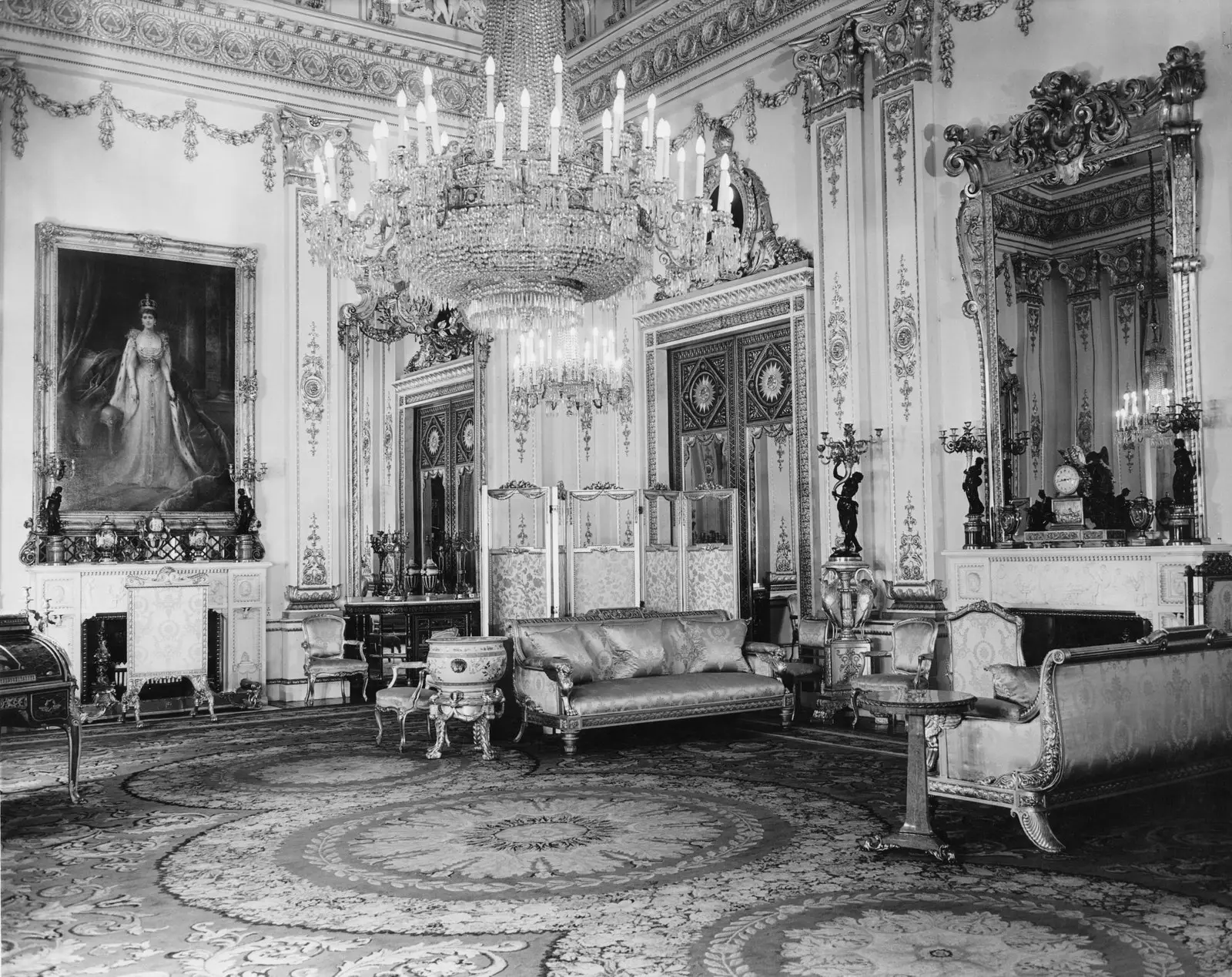 Obrázok White Drawing Room v Buckinghamskom paláci z roku 1947.