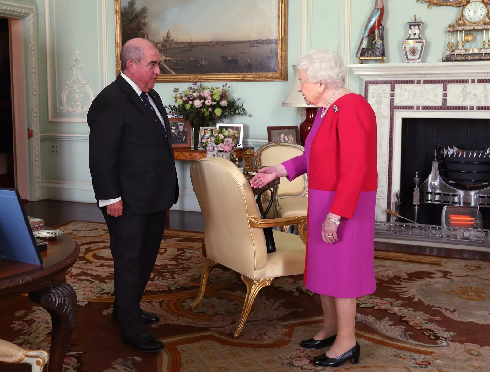 Elizabeth II i sin retssal med professor Mark Compton.