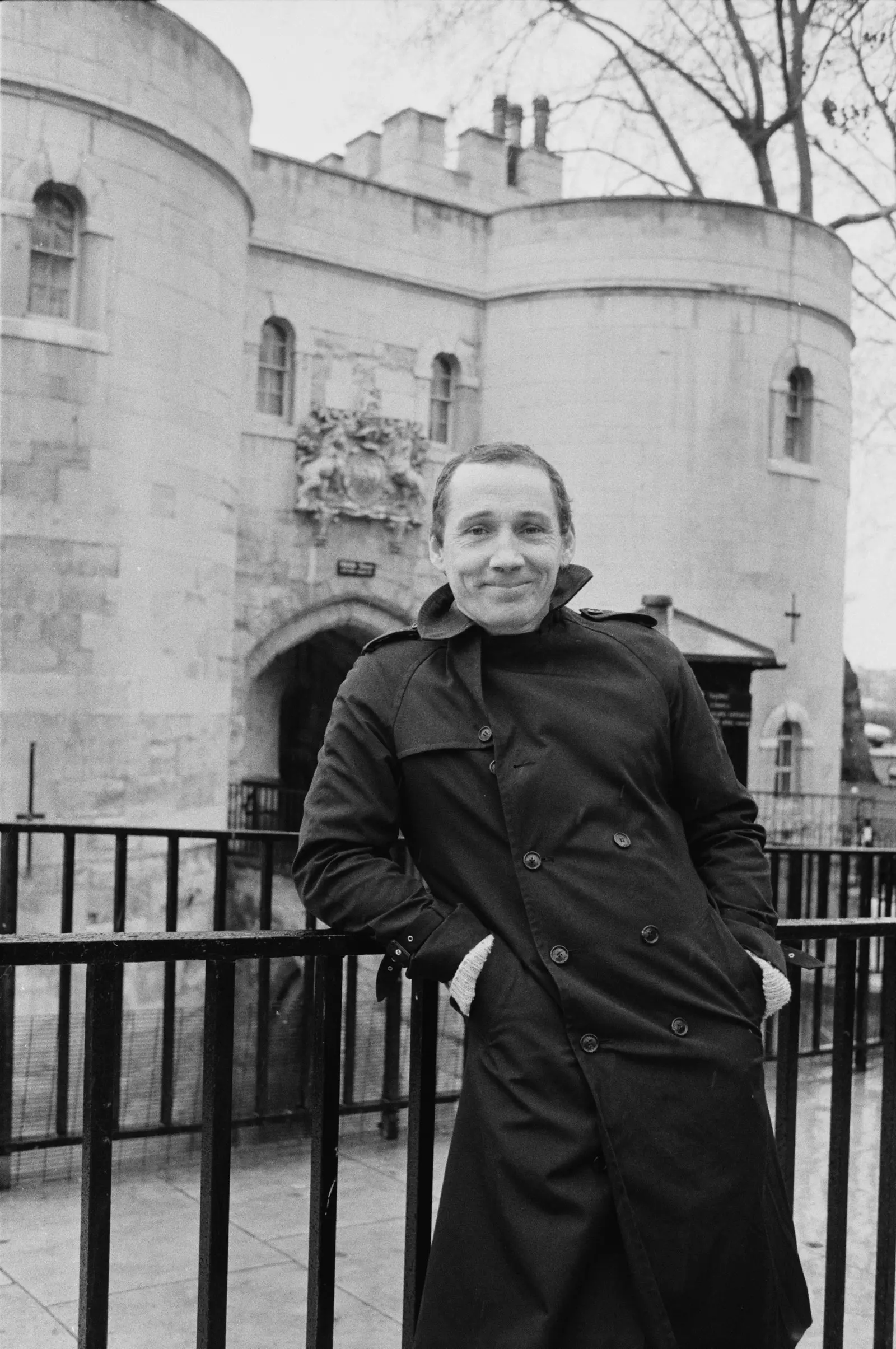 Michael Fagan fotografado na entrada da Torre de Londres em fevereiro de 1985.