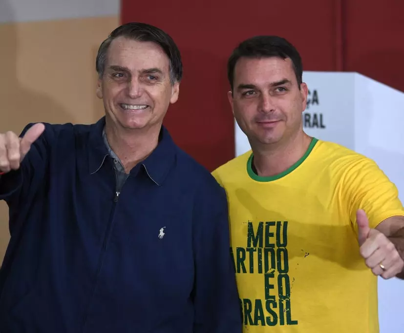 Purezidenti waku Brazil Jair Bolsonaro ndi mwana wake Flavio.