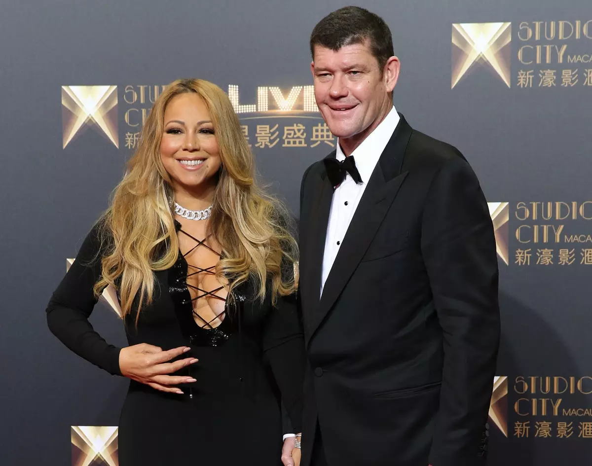 Mariah Carey kasama si James Packer na nag-eensayo ng pose kapag ipinakita niya ang kanyang engagement ring sa lipunan.