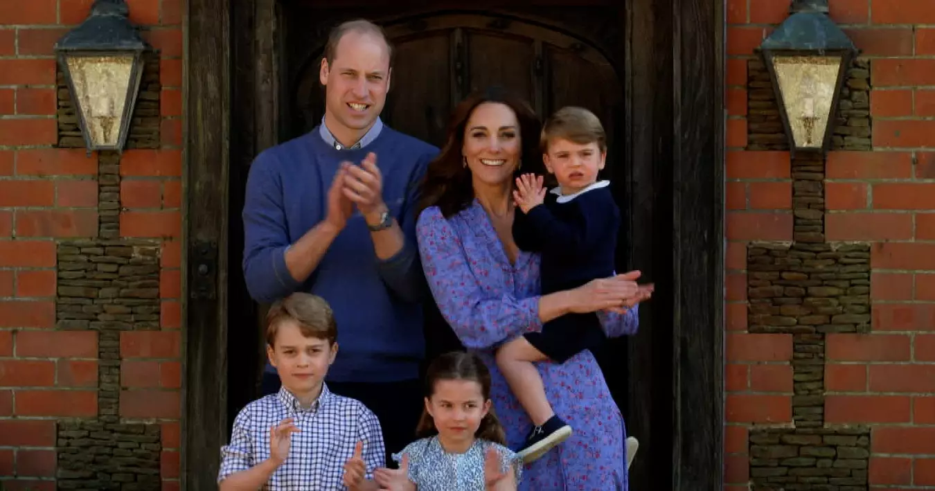 We weten waar de prachtige bloemenjurk van Kate Middleton vandaan komt in de familievideo met applaus