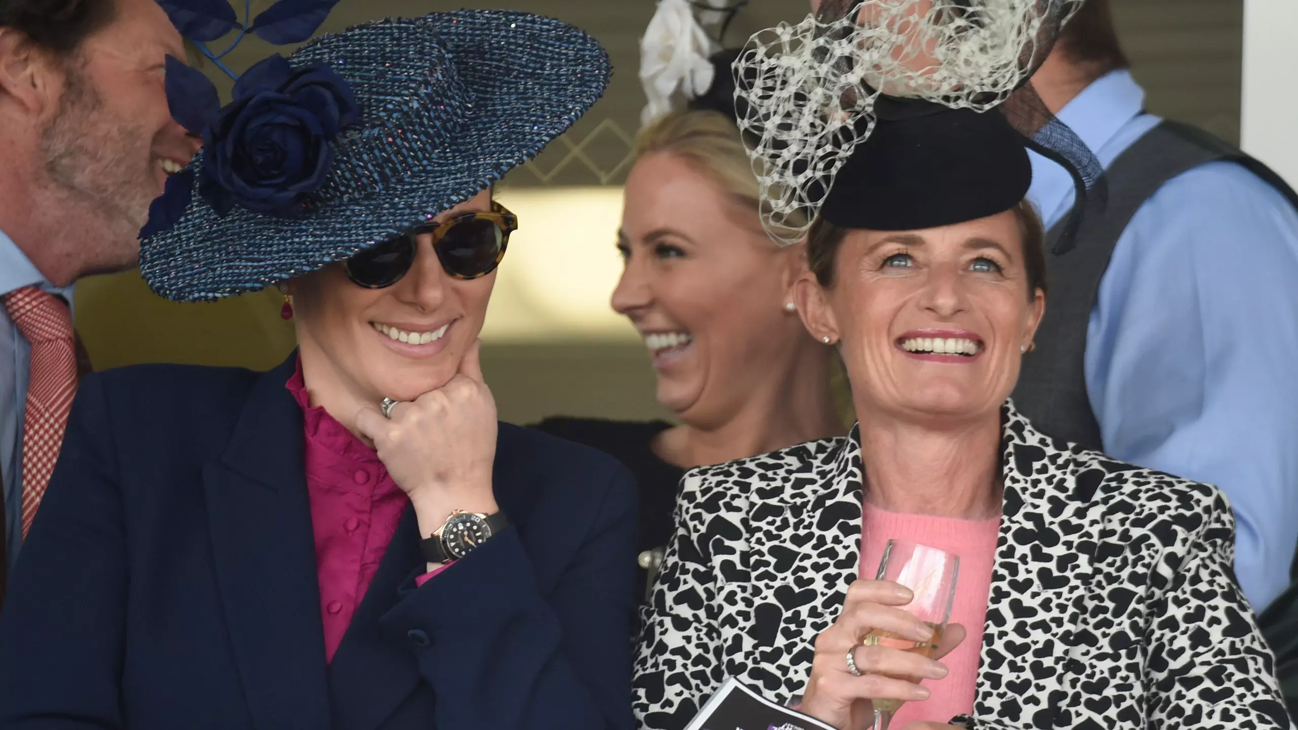 Zara Phillips kaj Dolly Maude ĉe ĉevala vetkuro en Liverpool.